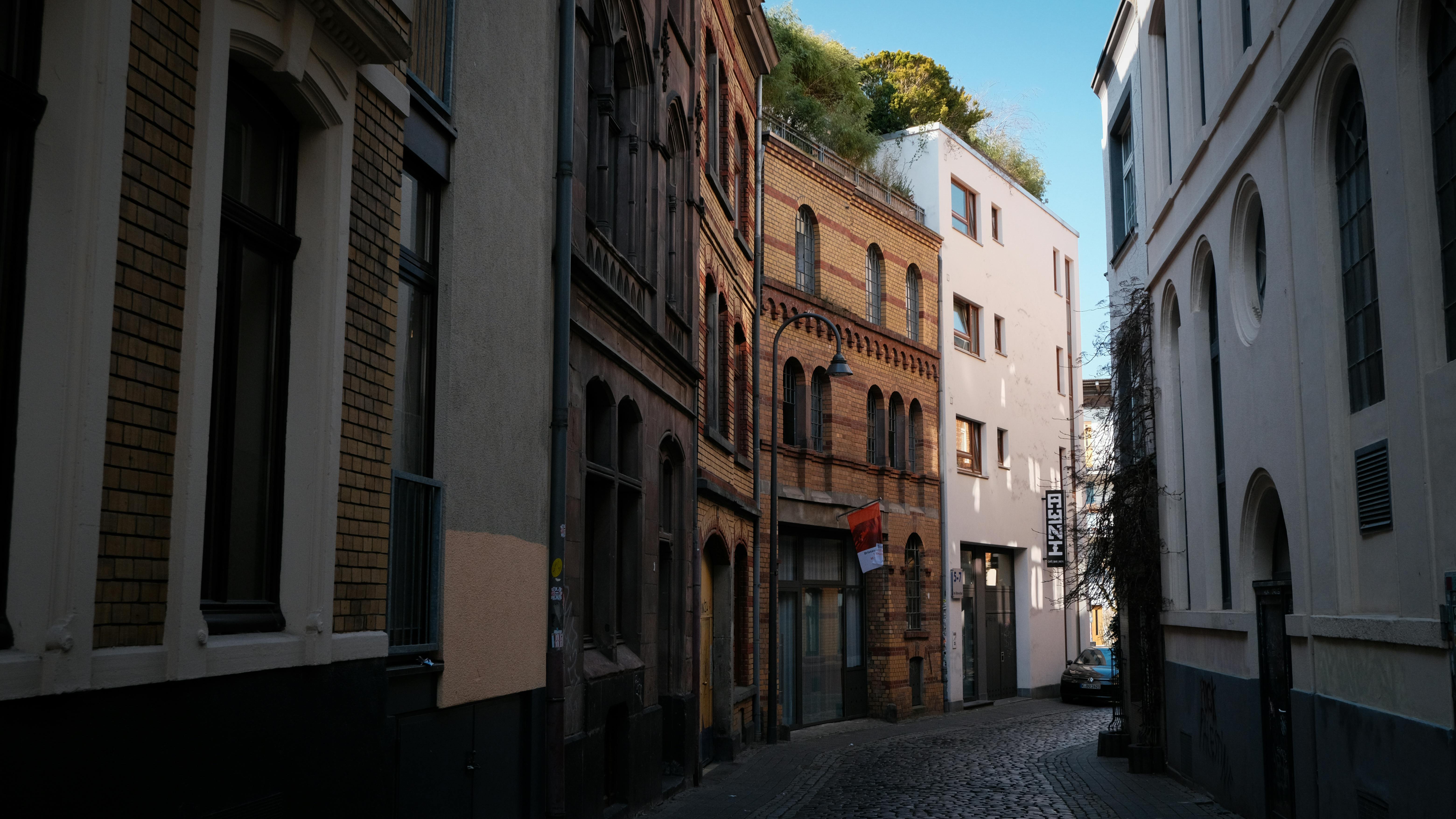 Charming European Alleyway with Historic Buildings · Free Stock Photo