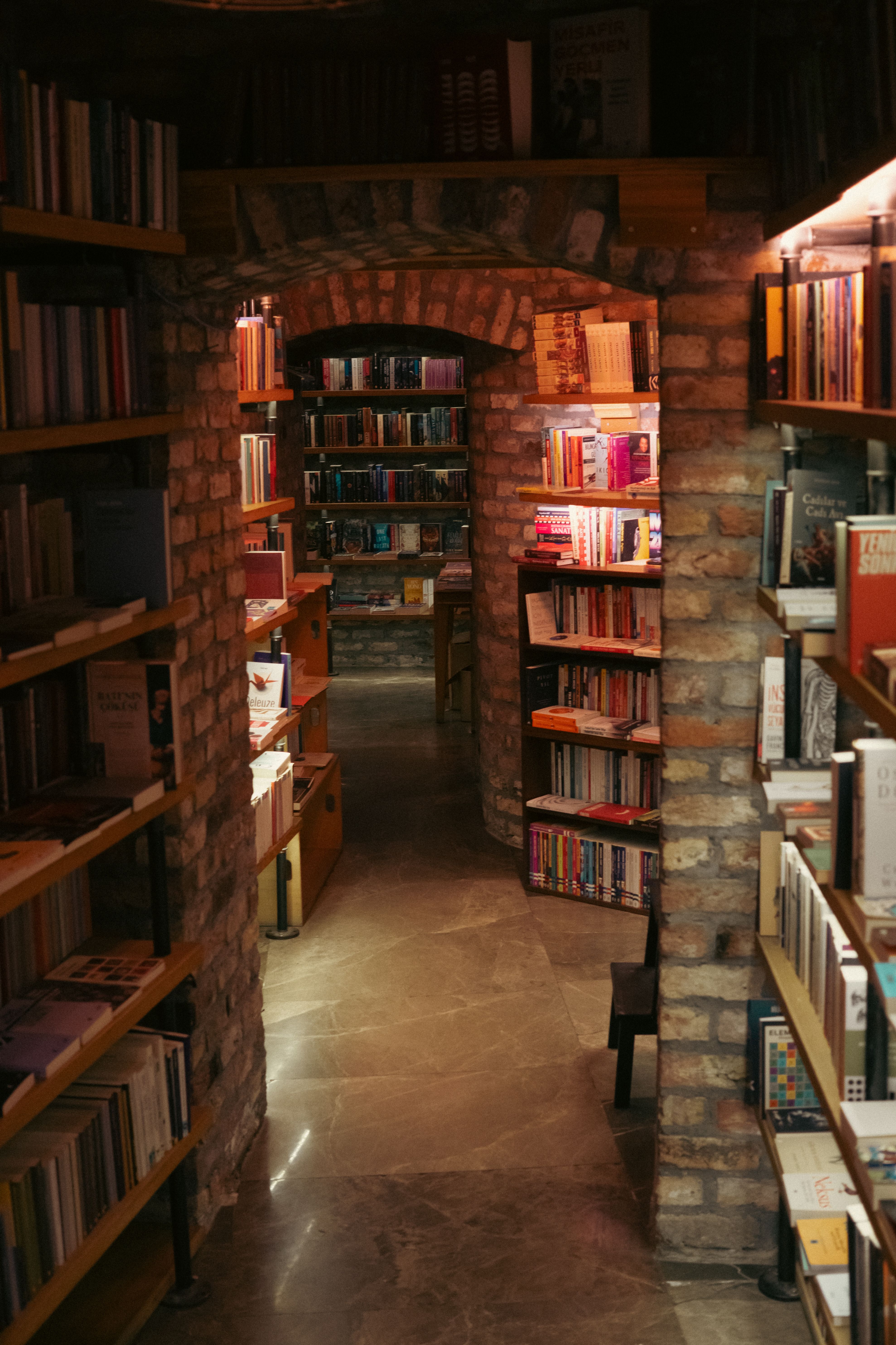 Acogedor Rincón De Biblioteca Con Paredes De Ladrillo Y Estanterías ...