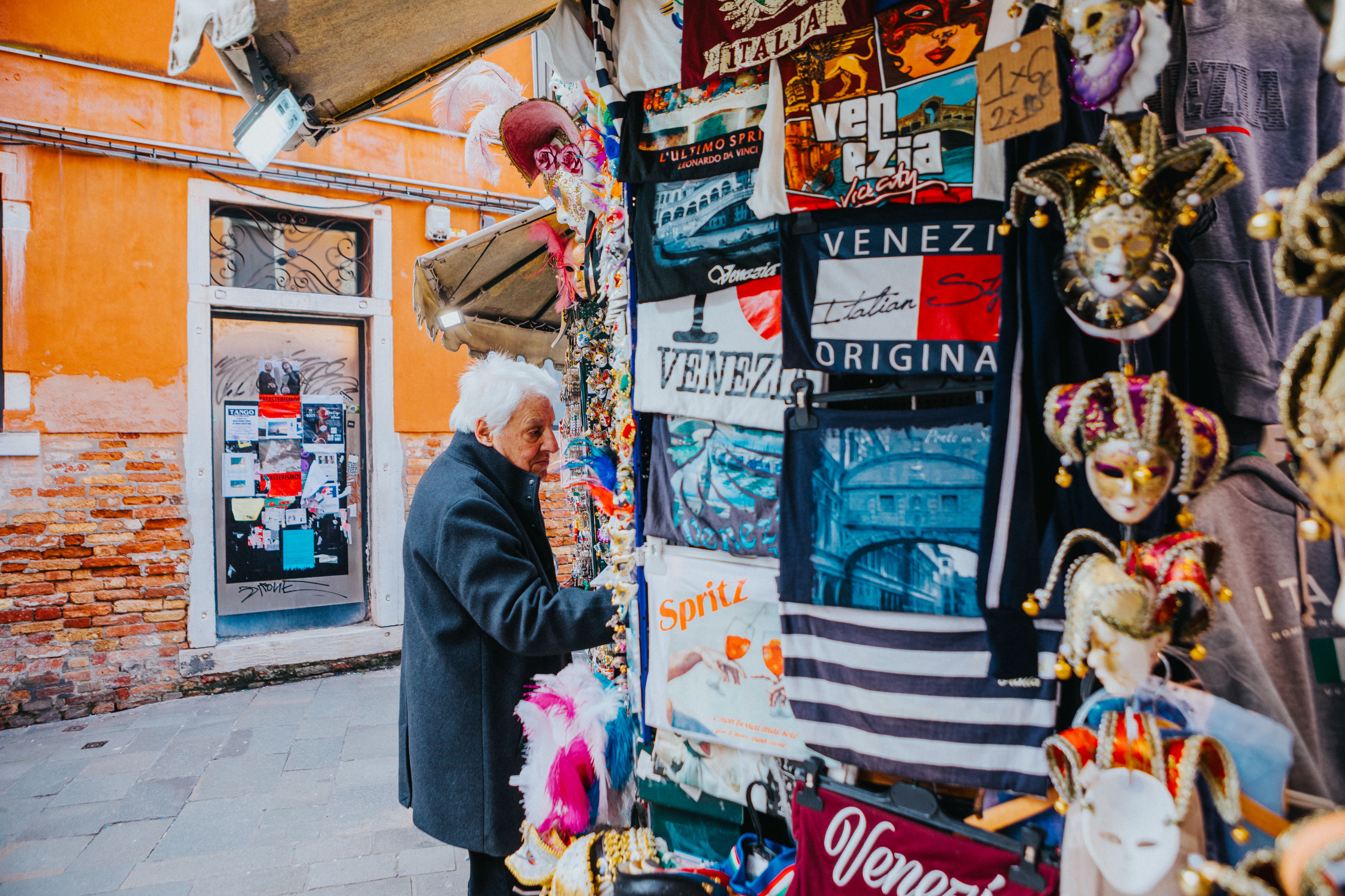 Street Market in Venice with Souvenirs and Masks · Free Stock Photo