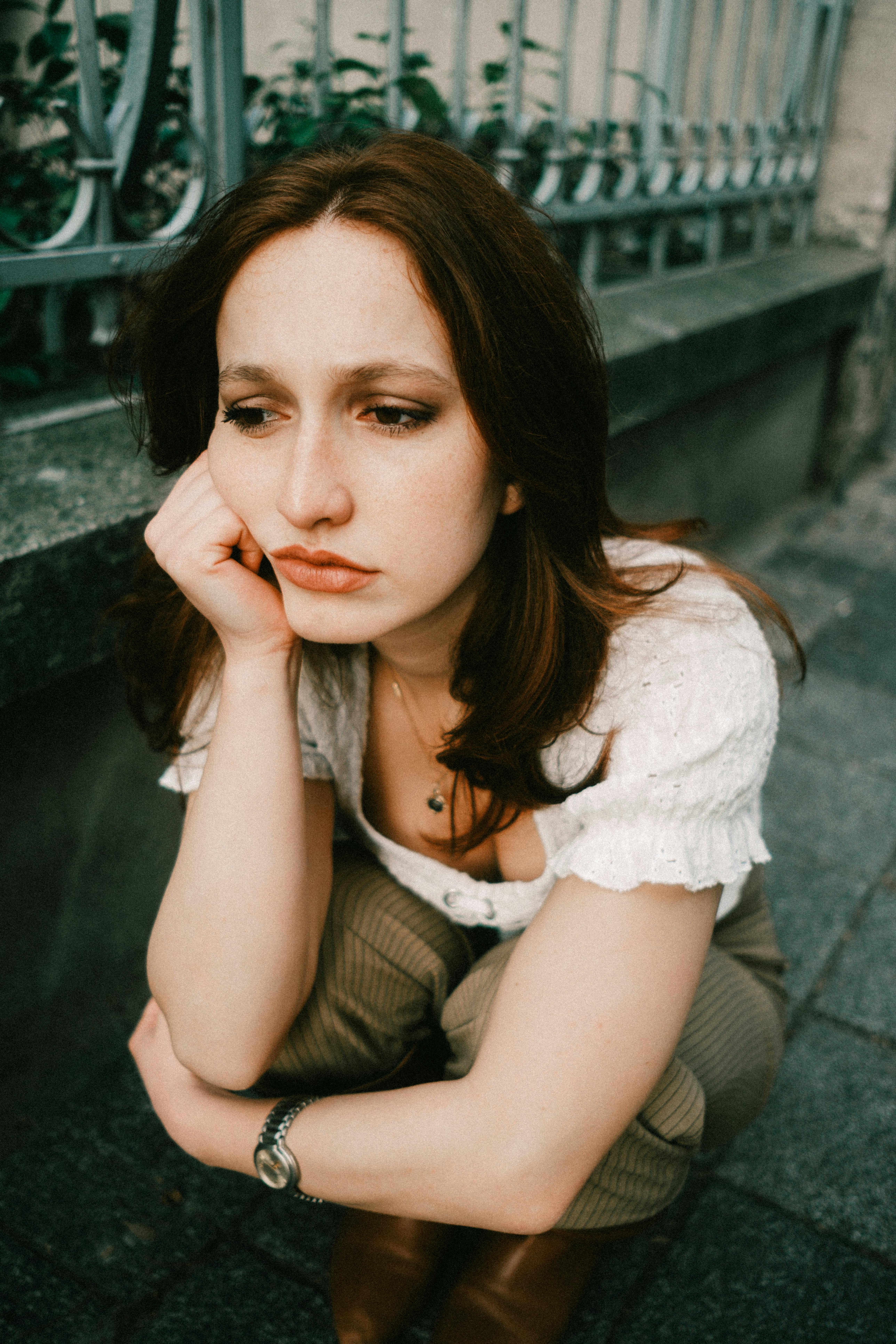 Mujer Joven Reflexiva Sentada Al Aire Libre, Pensando · Foto de stock ...
