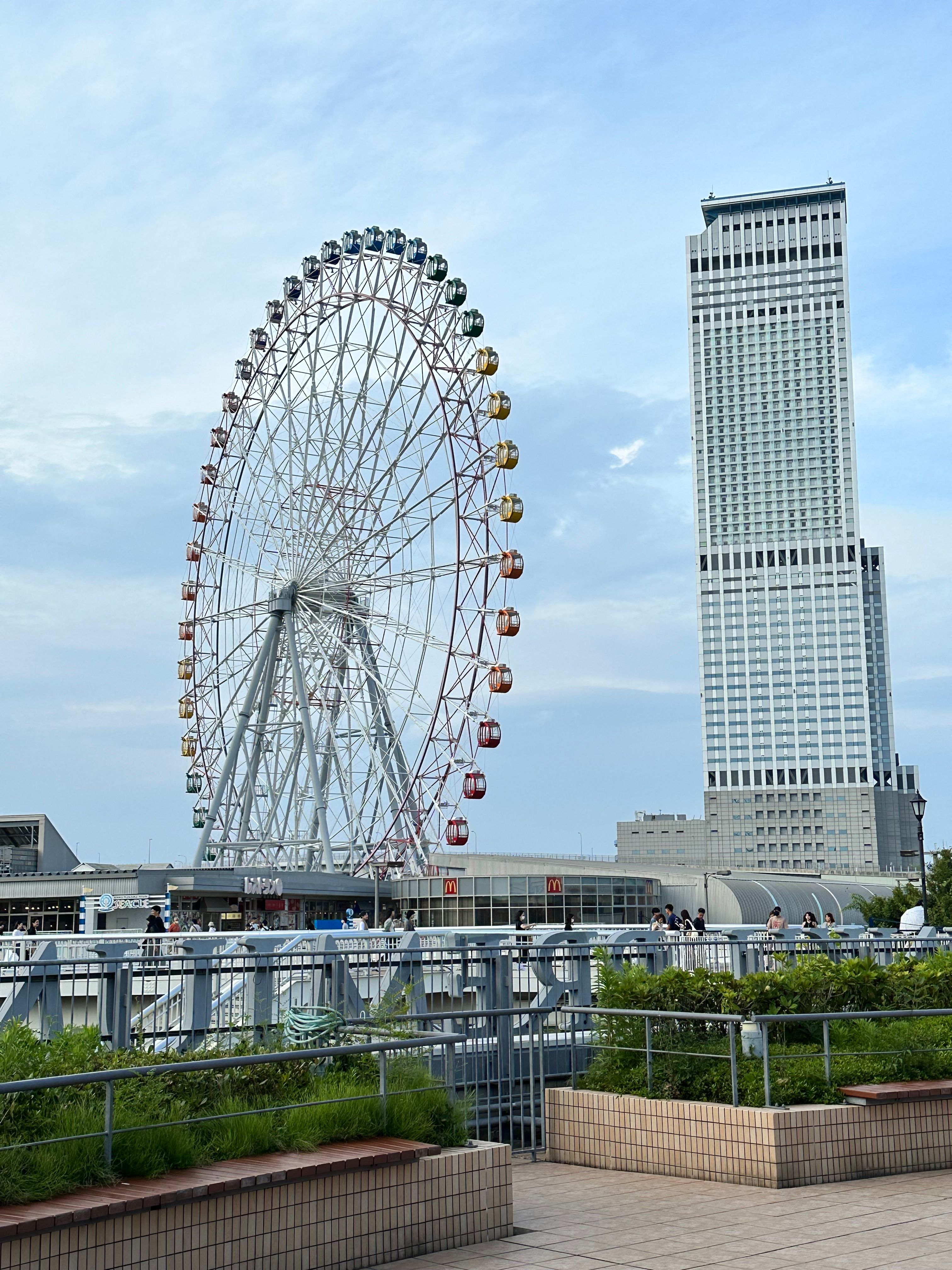 Tempozan Ferris Wheel and Osaka Skyline · Free Stock Photo
