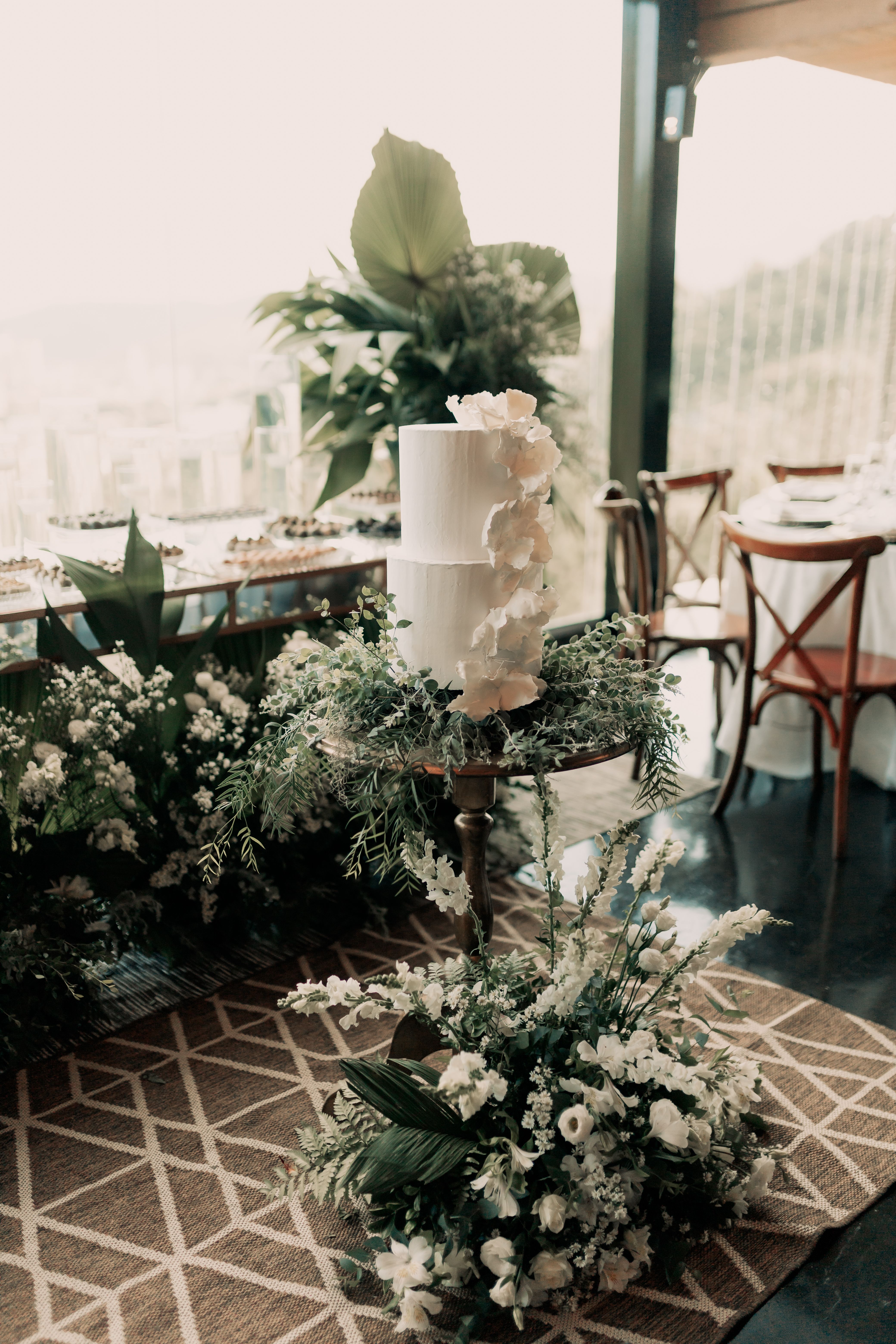Elegant Wedding Cake Display with Floral Decor · Free Stock Photo