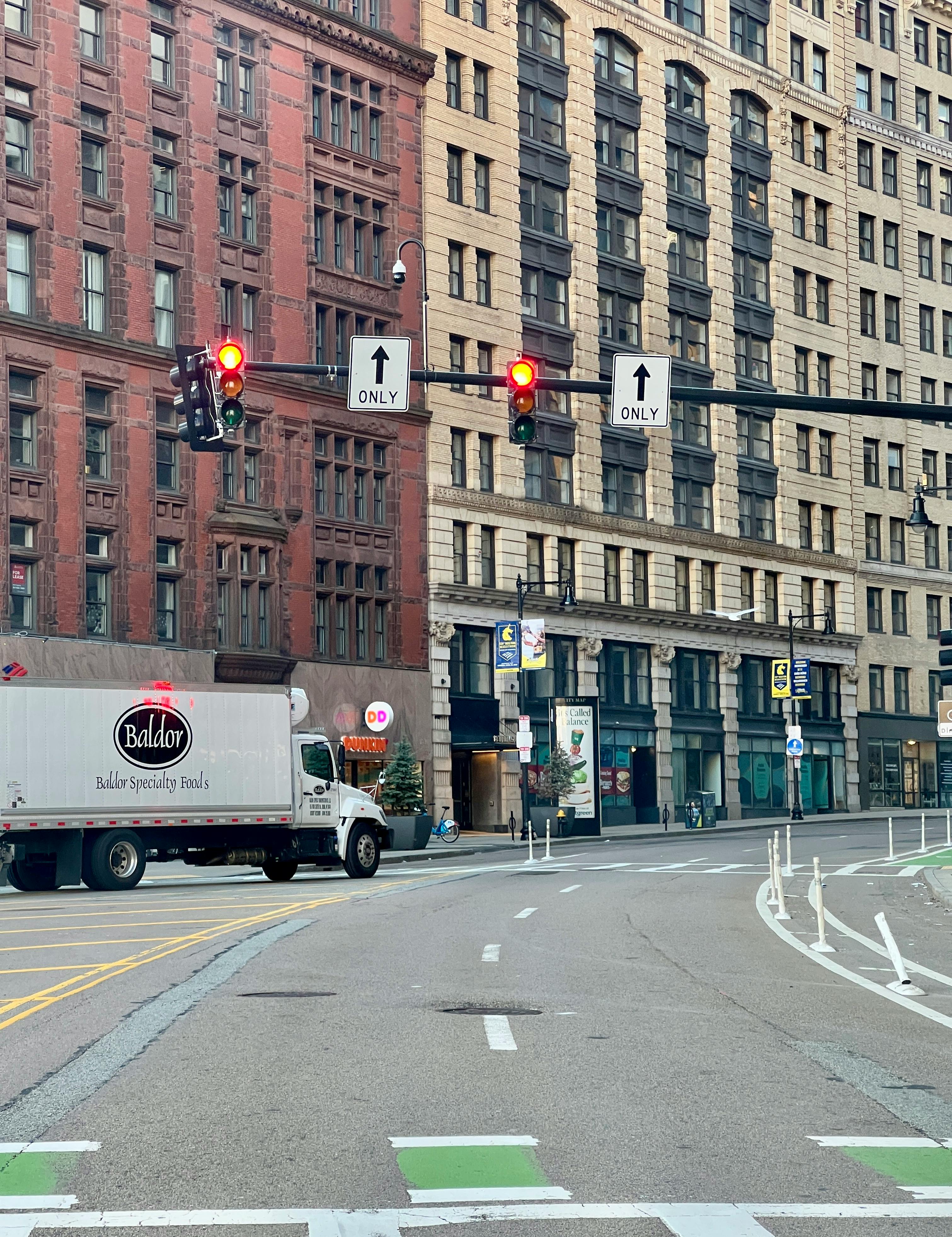 Urban Street Scene with Traffic Light and Buildings · Free Stock Photo
