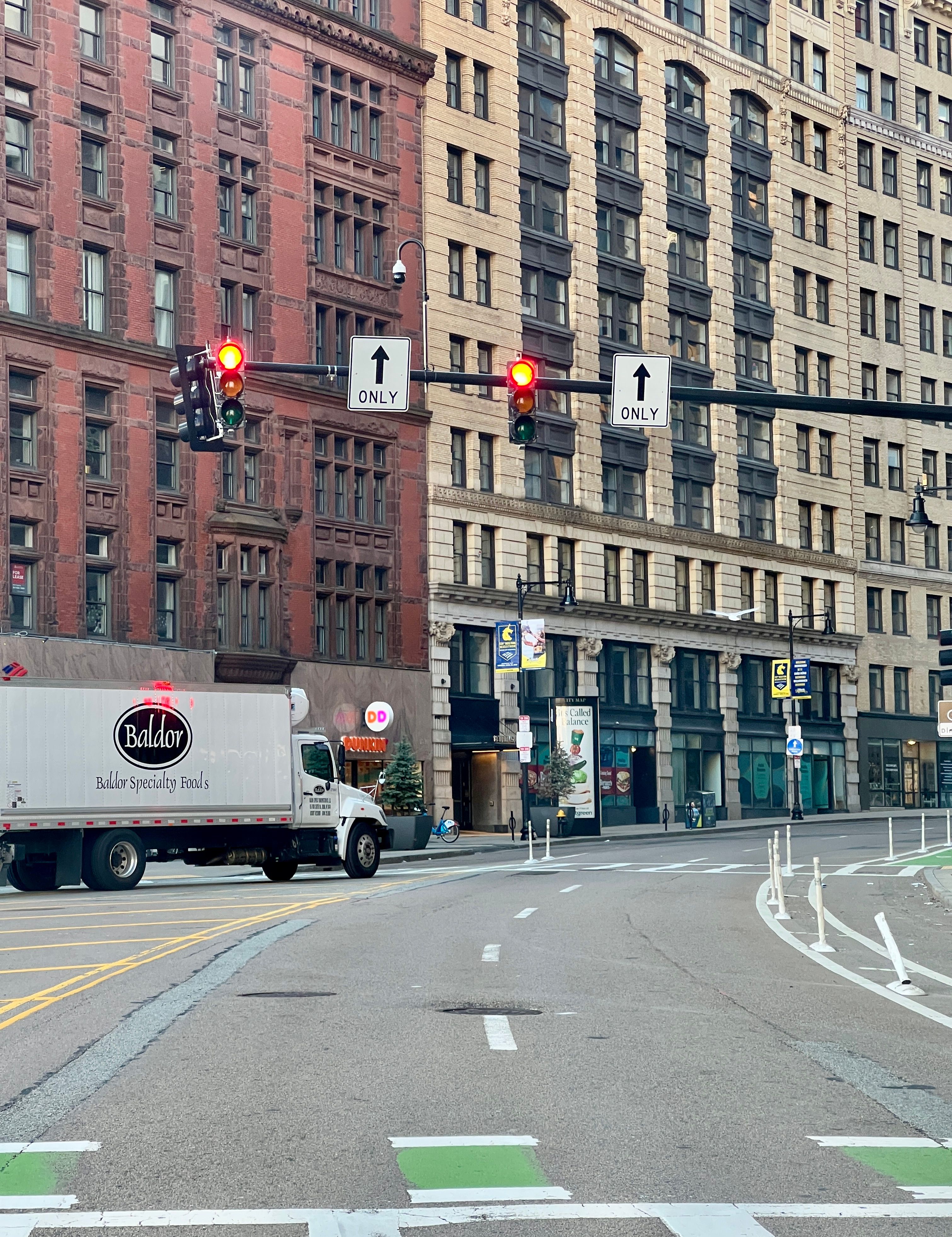 Urban Street Scene with Traffic Light and Buildings · Free Stock Photo