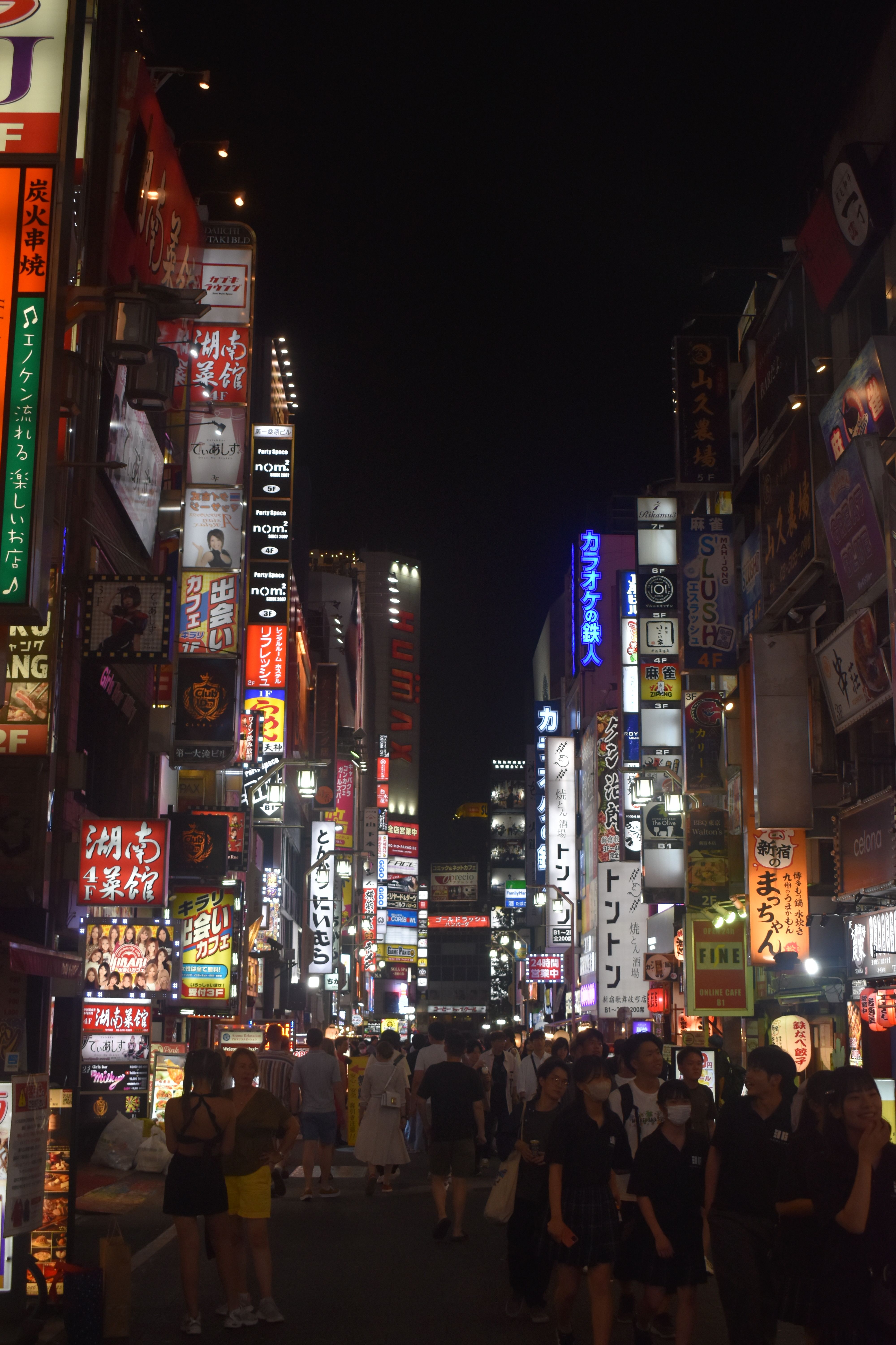 Vibrant Nightlife in Tokyo's Shinjuku District · Free Stock Photo