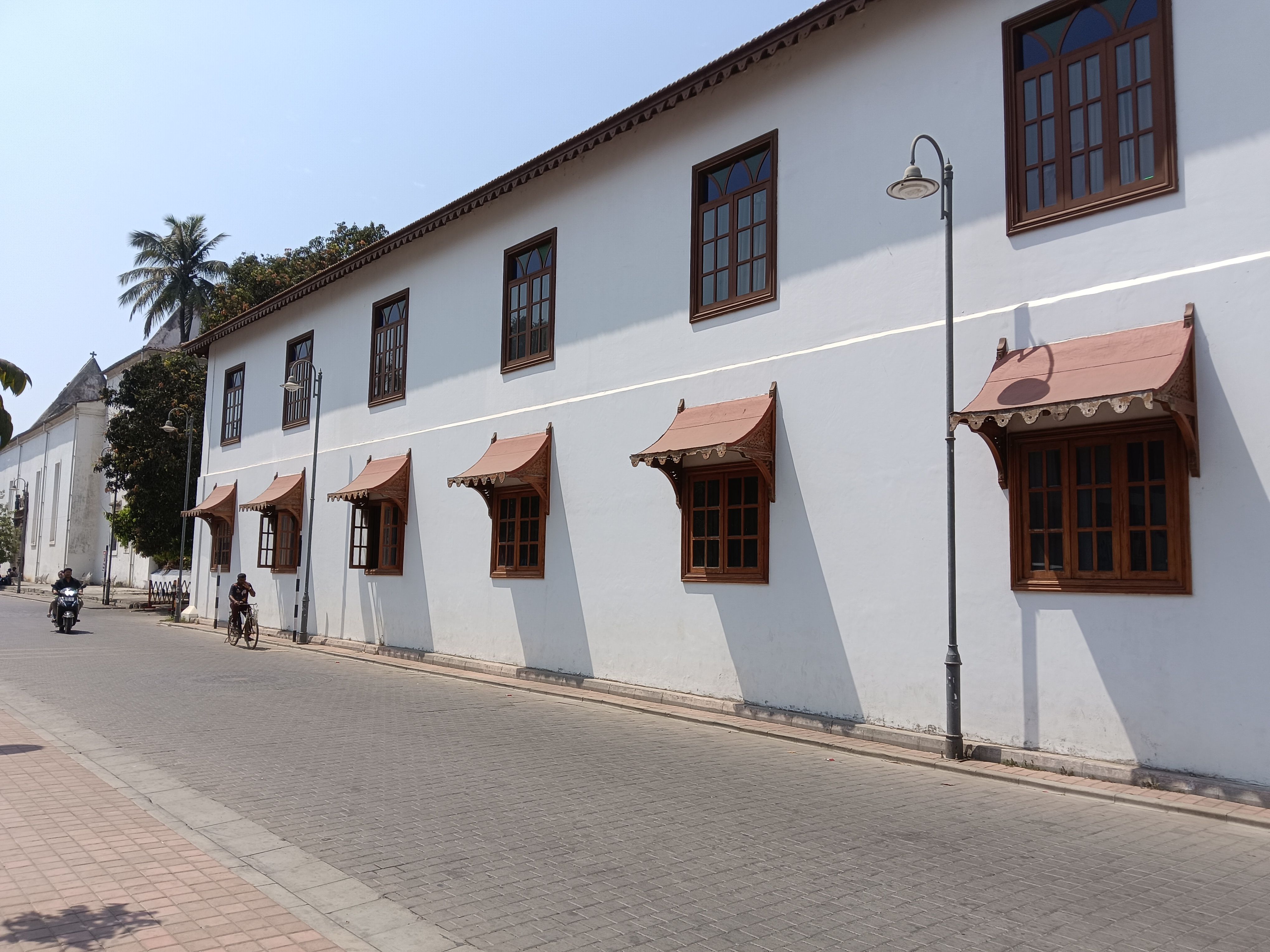 Colonial Architecture Street View with Bicycles · Free Stock Photo