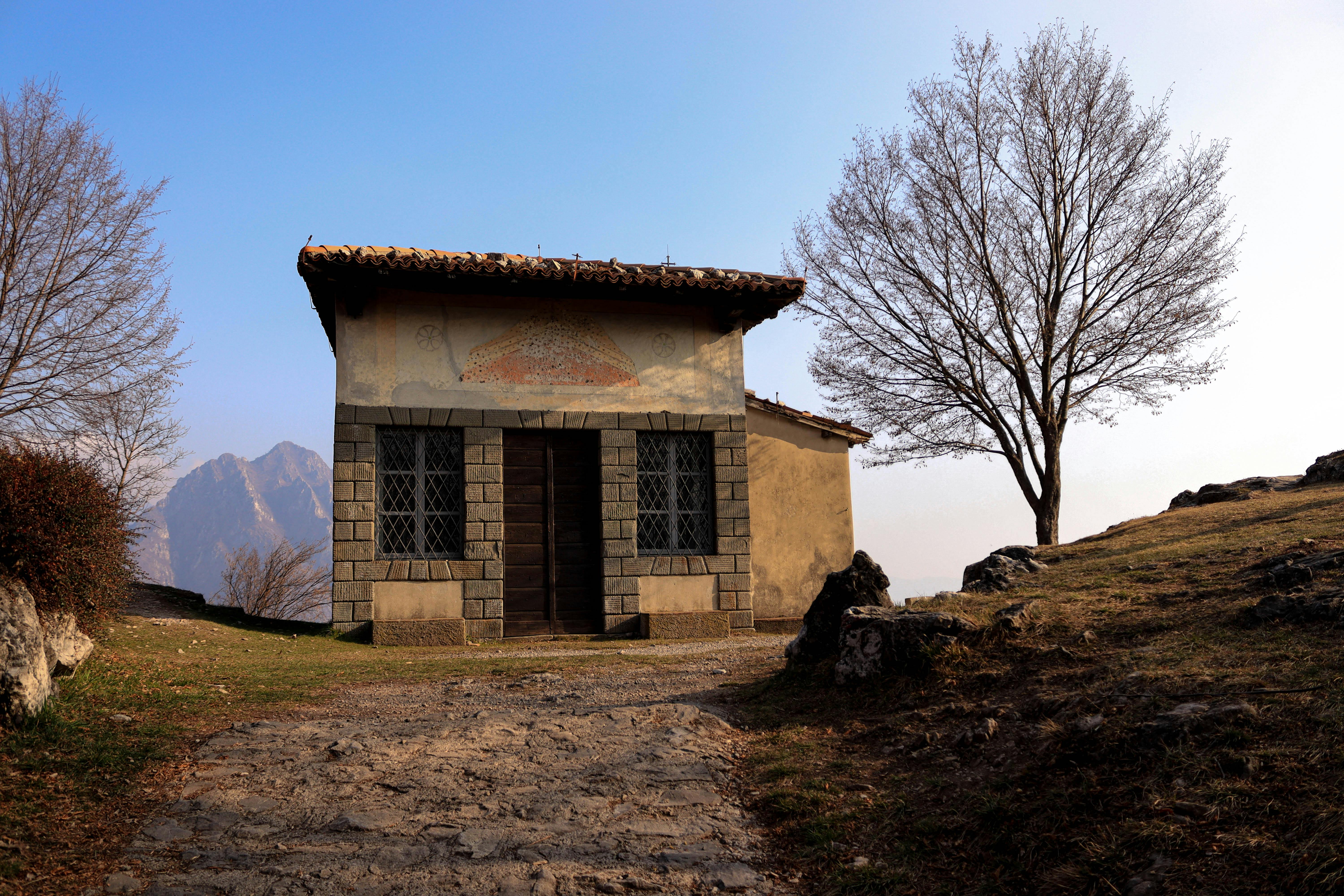 Charming Rustic Chapel in Tranquil Countryside · Free Stock Photo