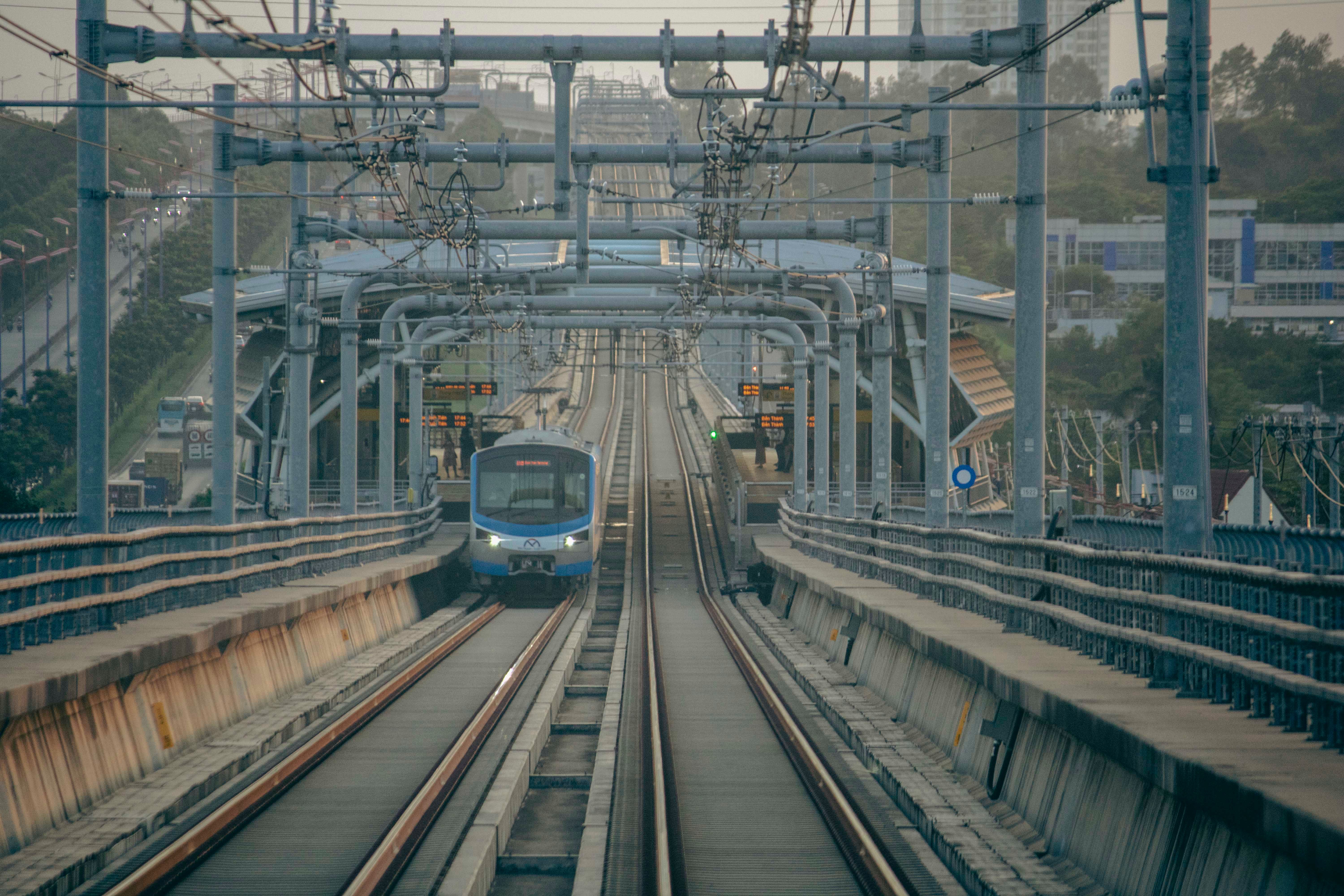 Estação De Trem Moderna Se Aproximando Sobre Trilhos Elevados · Foto ...
