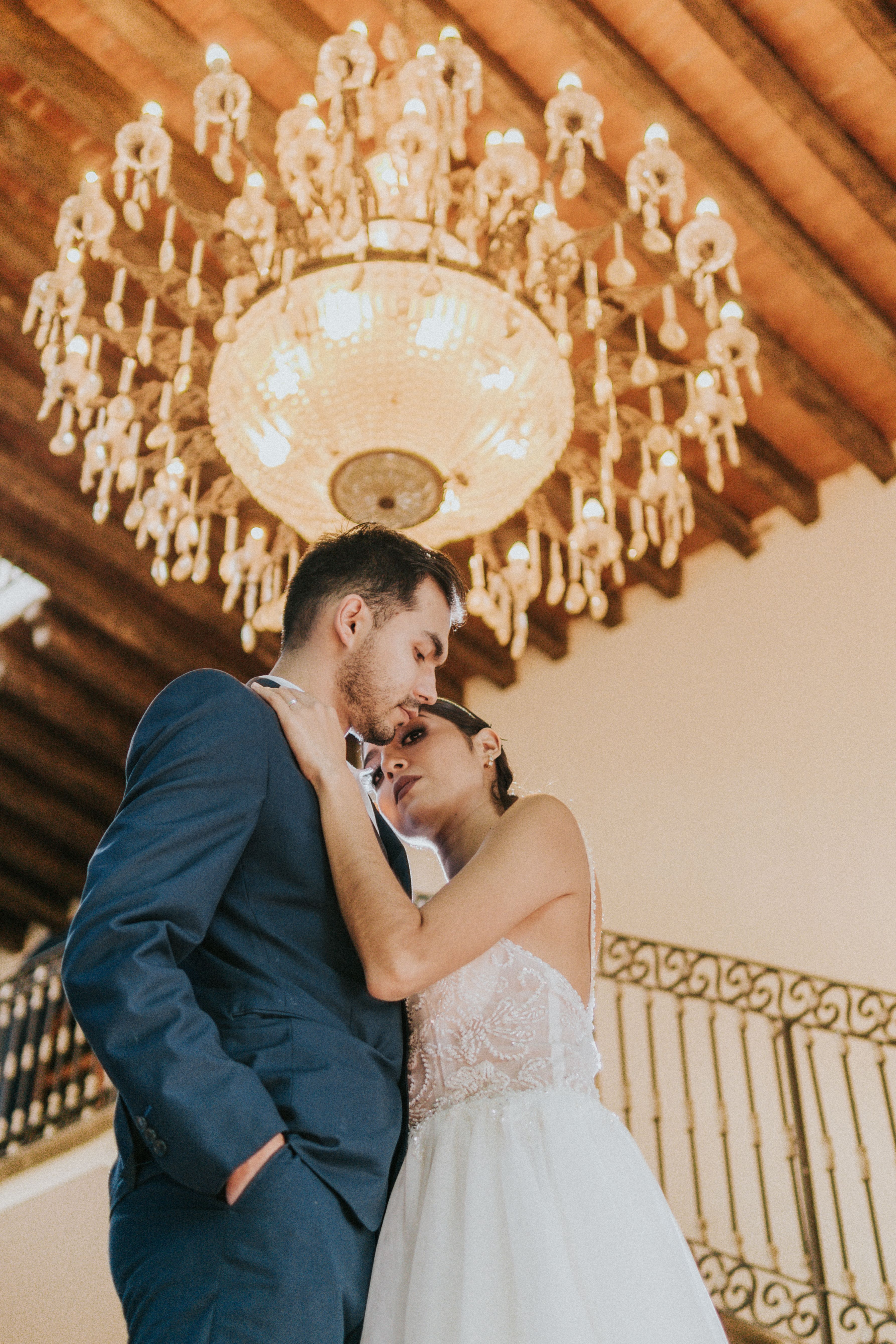 Momento Romántico De Boda Bajo Una Elegante Lámpara De Araña · Foto de ...