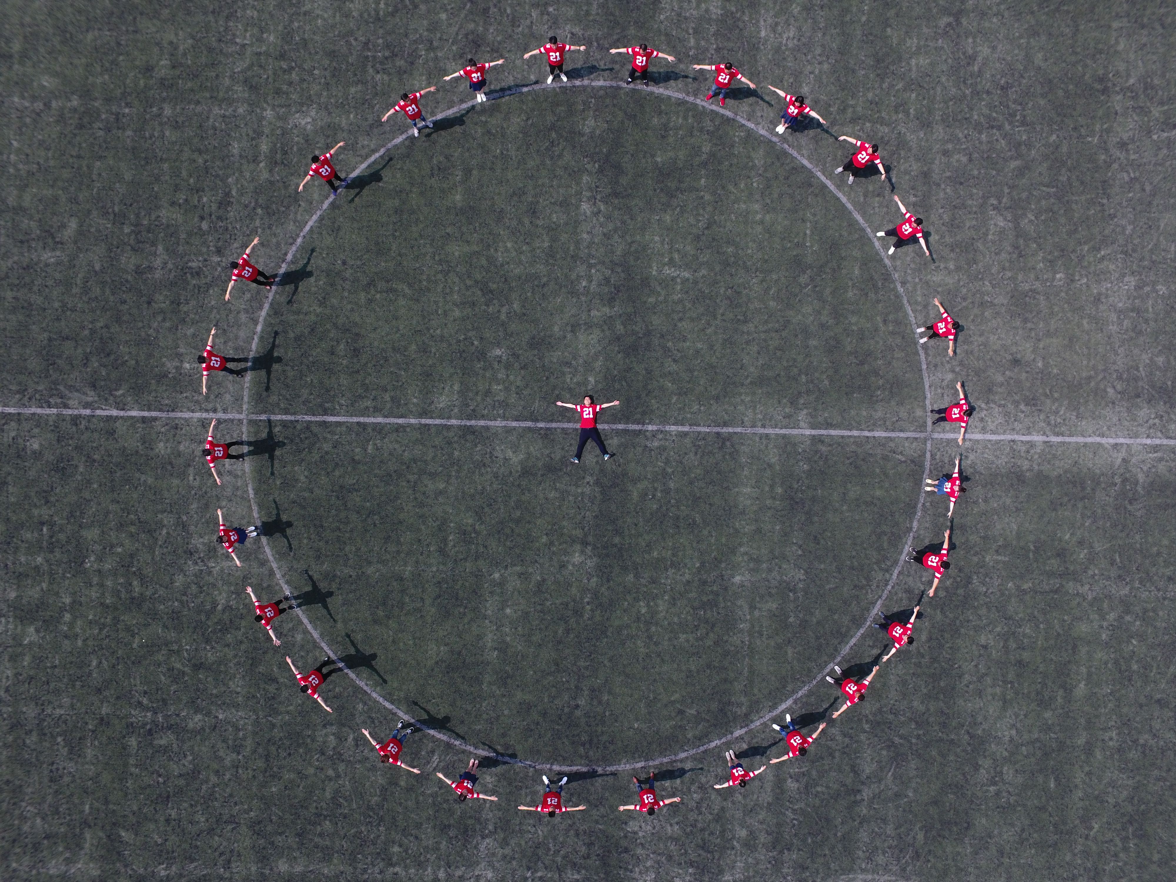 Vista Aérea Del Equipo Formando Un Círculo En El Campo · Foto de stock ...