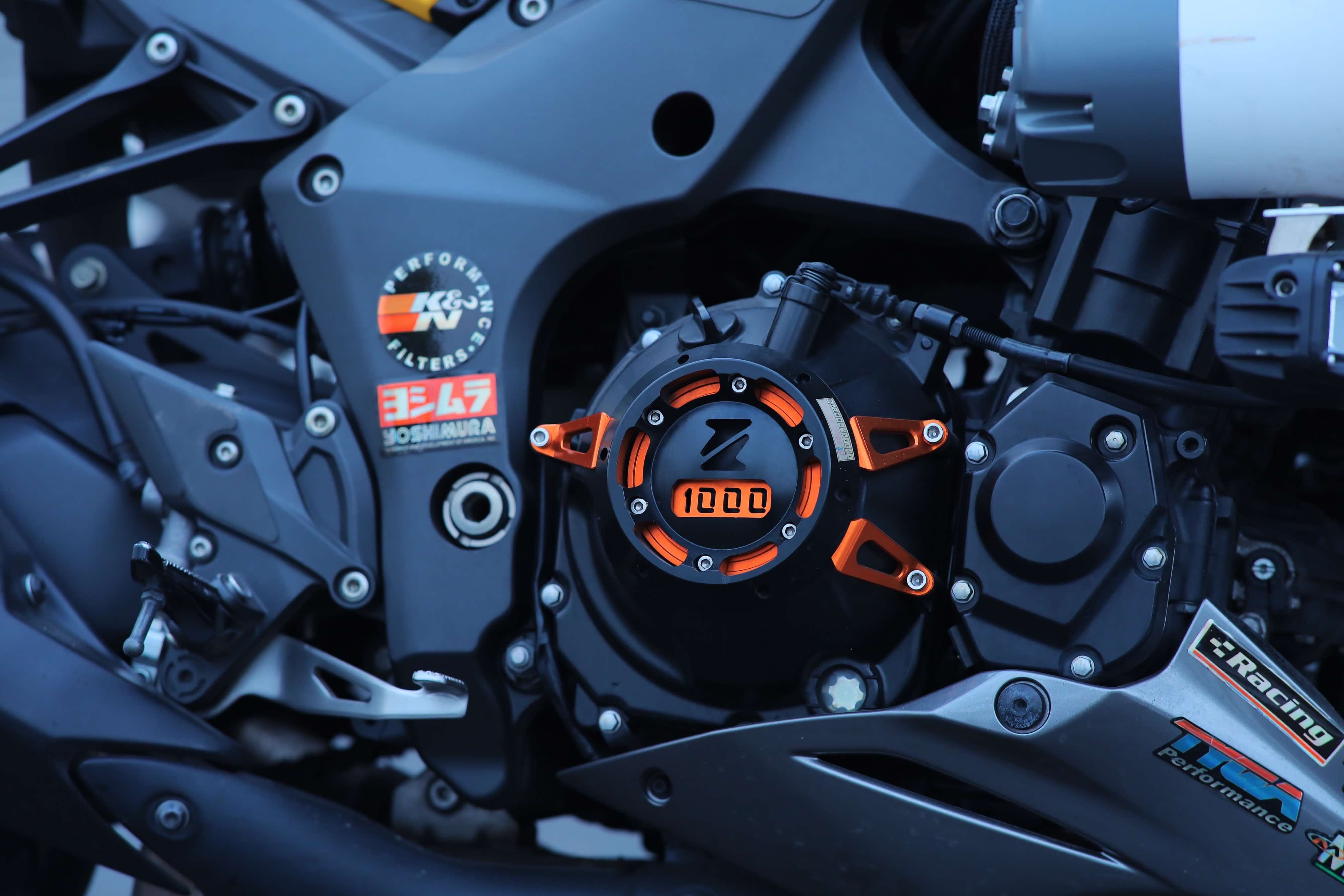 Detailed Close-Up of Motorcycle Engine Components · Free Stock Photo