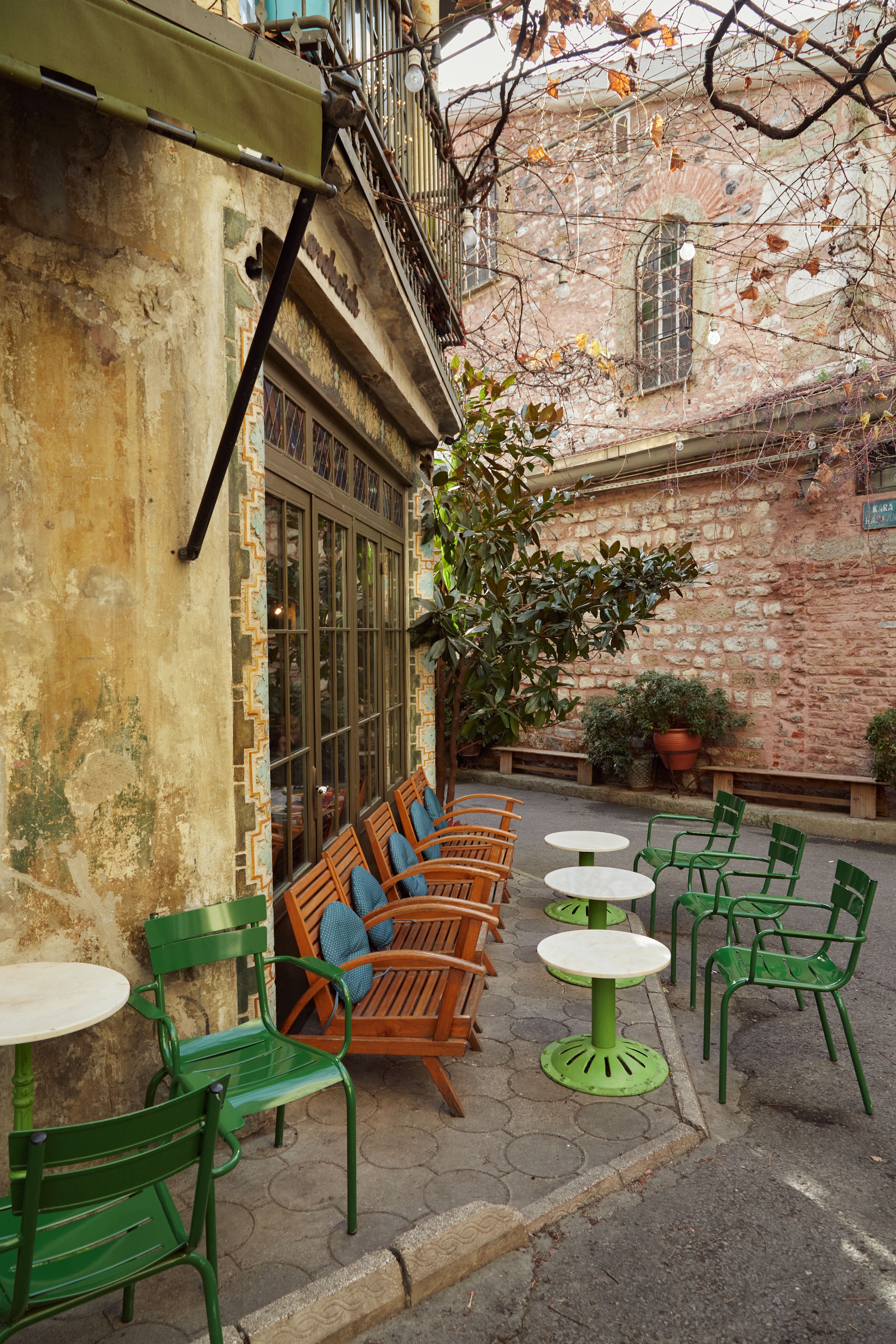 Charming Outdoor Café Scene in Istanbul · Free Stock Photo