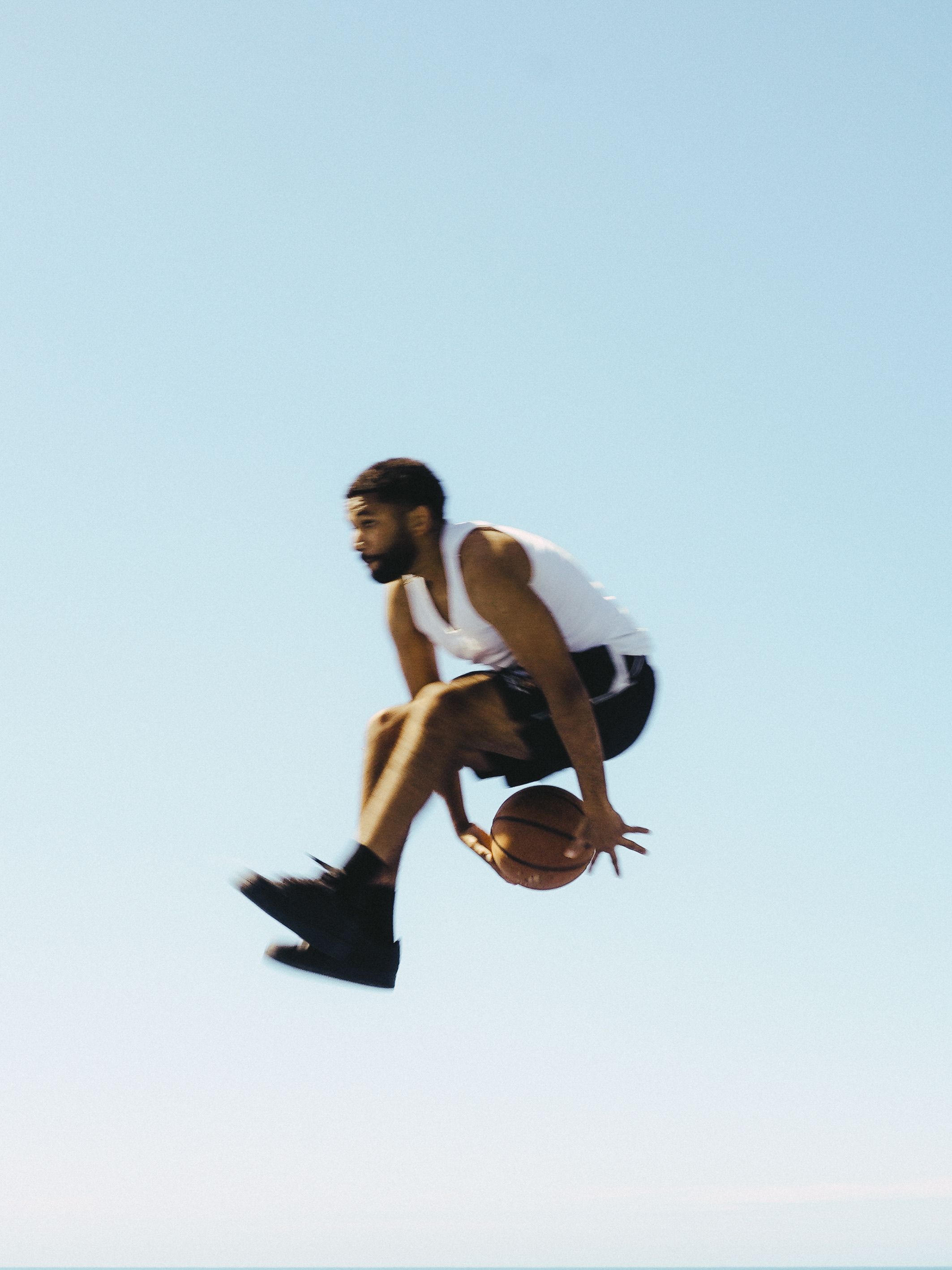 Volcada Dinámica De Baloncesto Contra Un Cielo Despejado · Foto de ...