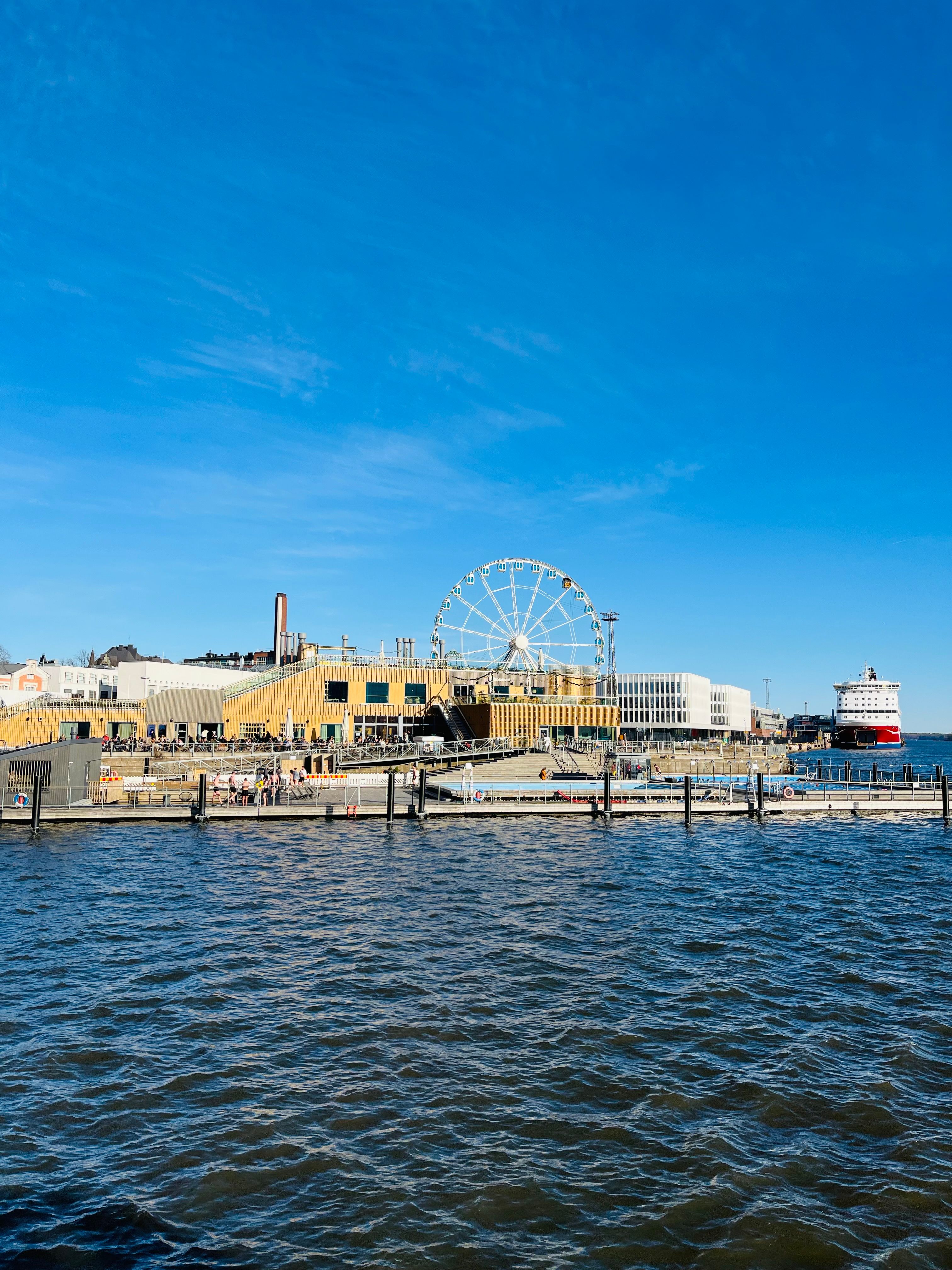 Ferris Wheel at Waterfront Amusement Park · Free Stock Photo