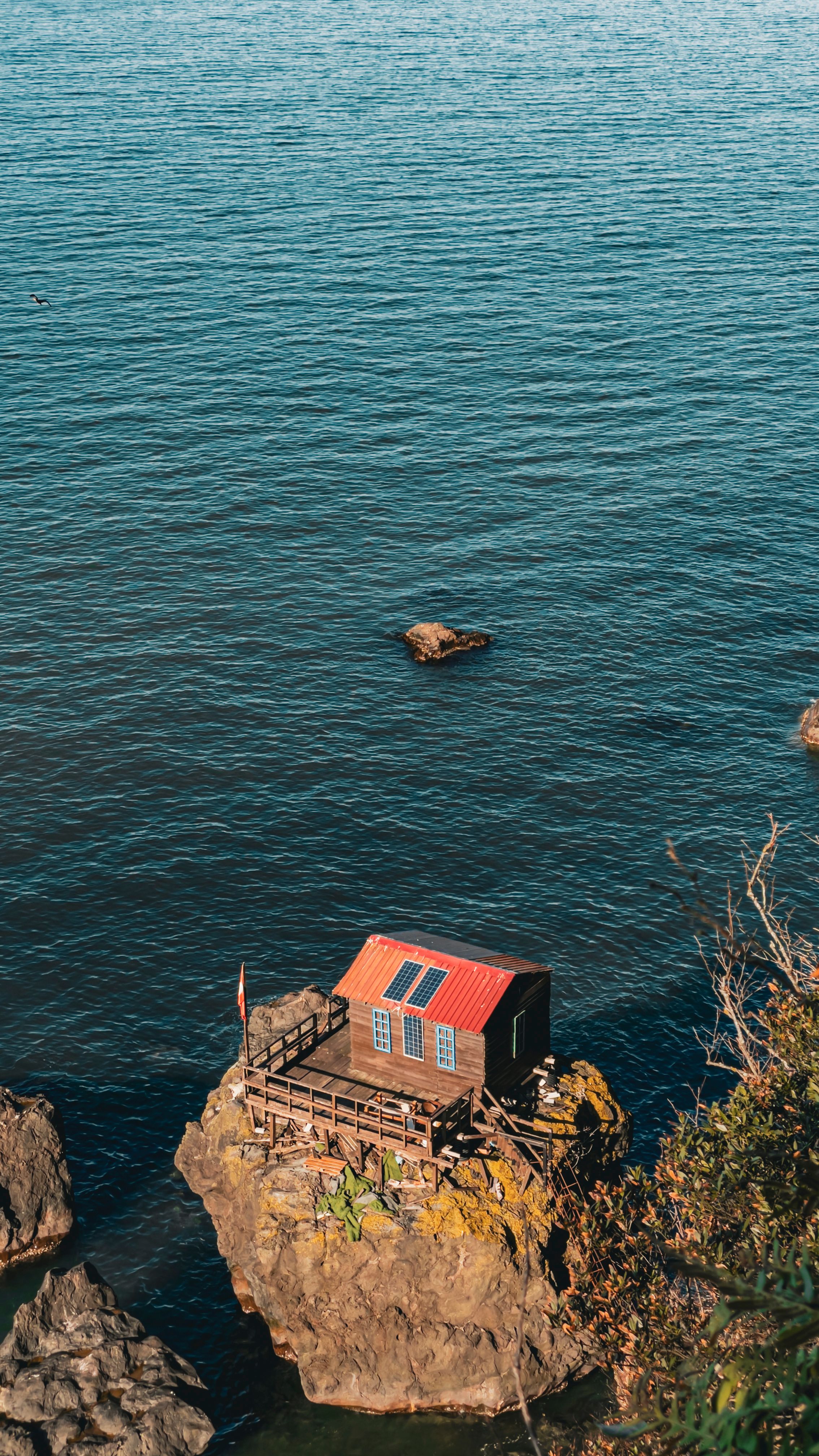 Cliffside Wooden Cabin Overlooking the Sea in Türkiye · Free Stock Photo