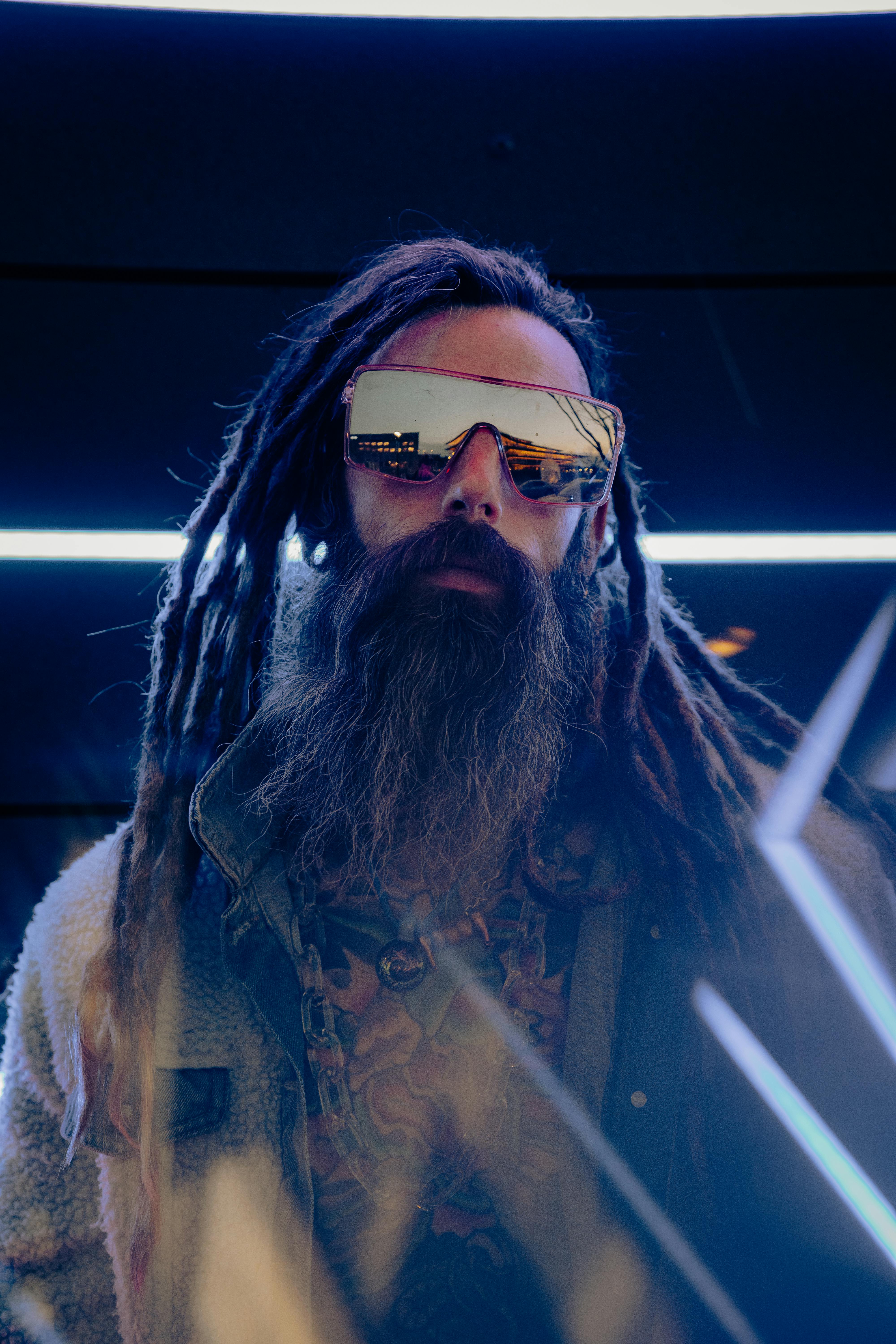 600,000+张最精彩的“Model Techwear Plain Background”图片 · 100%免费下载 · Pexels素材图片