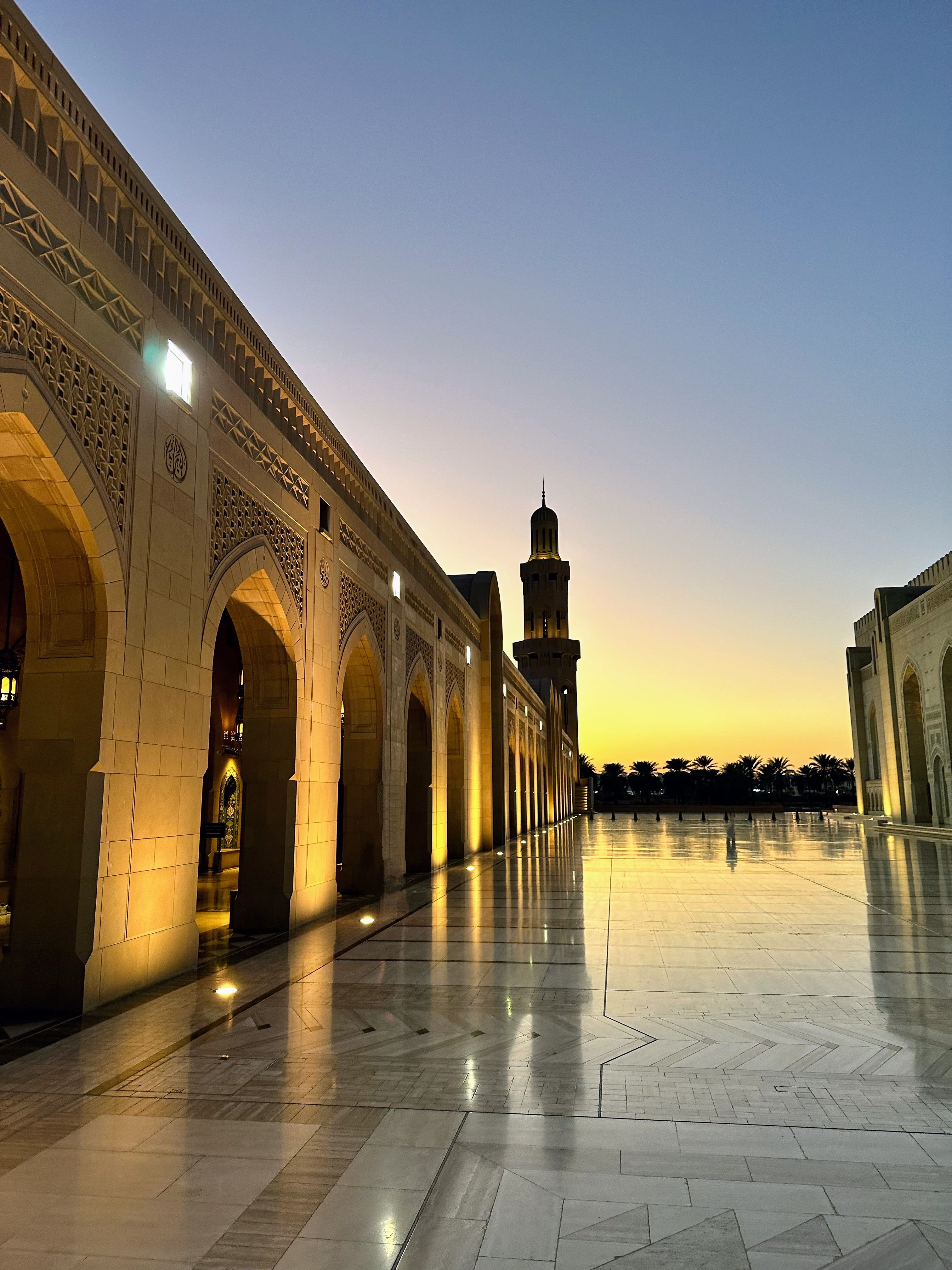 Stunning Sunset at Grand Mosque with Illuminated Arches · Free Stock Photo