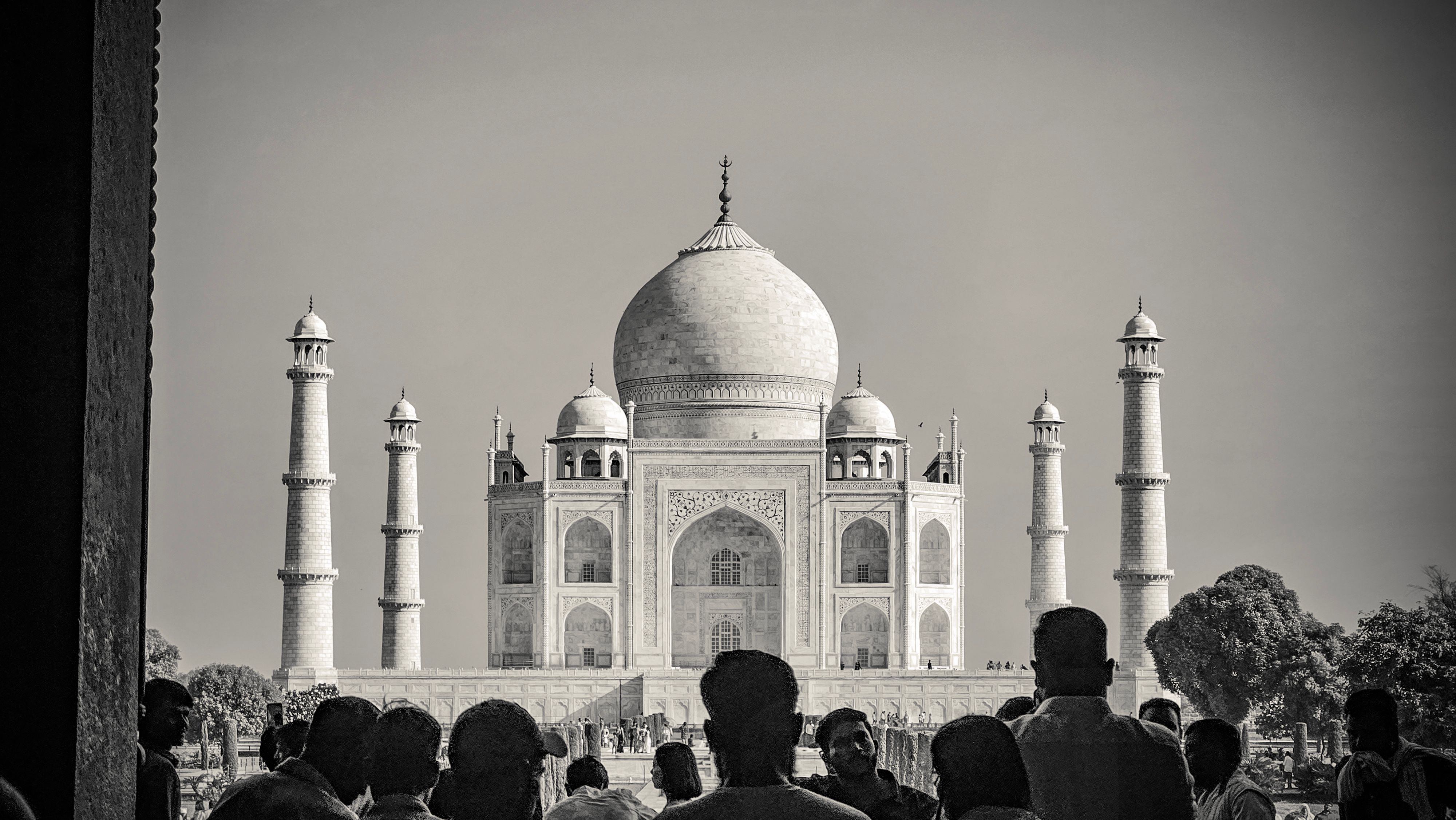 Vista Monocromatica Del Taj Mahal Con I Visitatori · Immagine gratuita