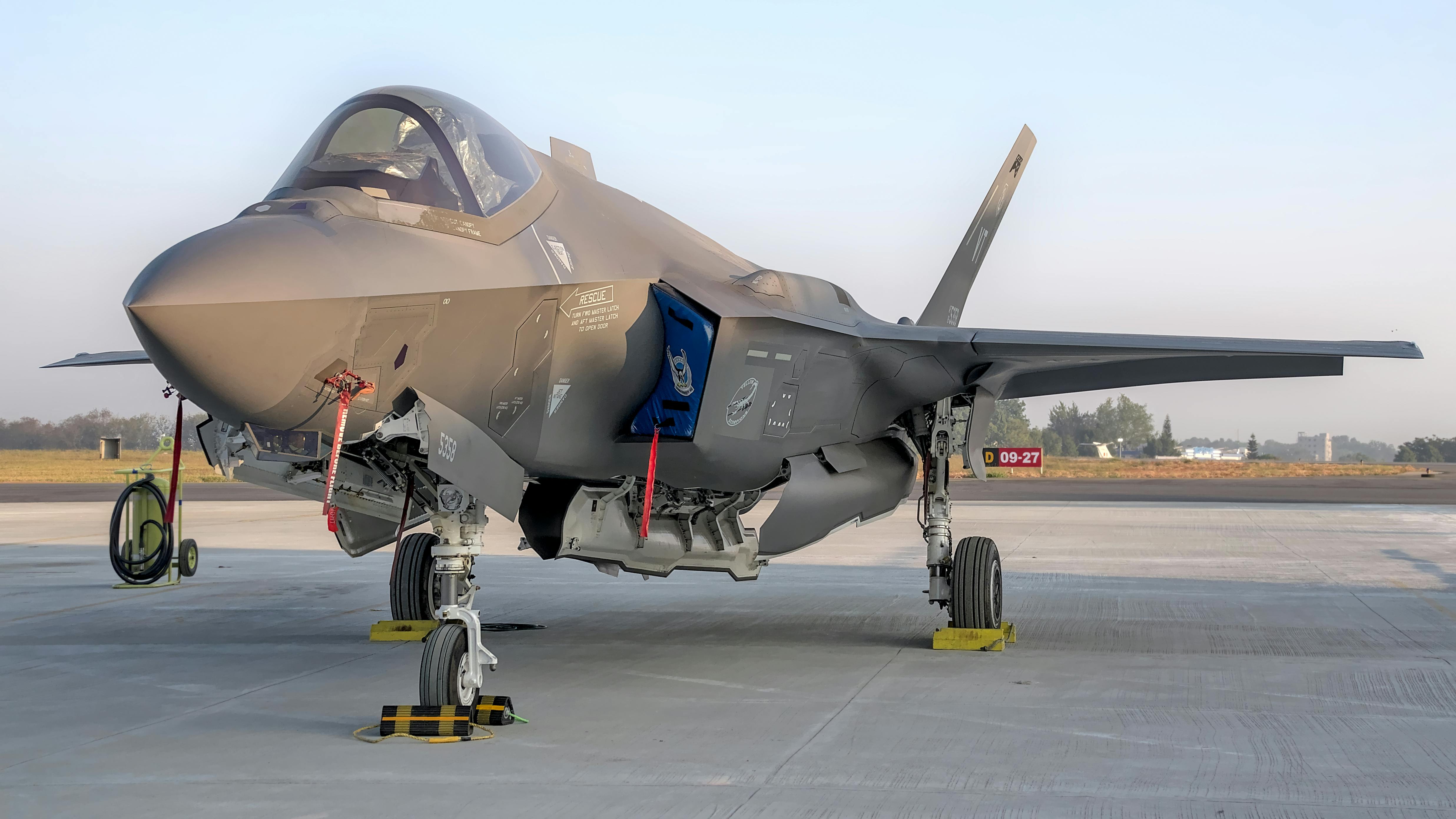 Airplane Static Display Photos, Download The BEST Free Airplane Static ...