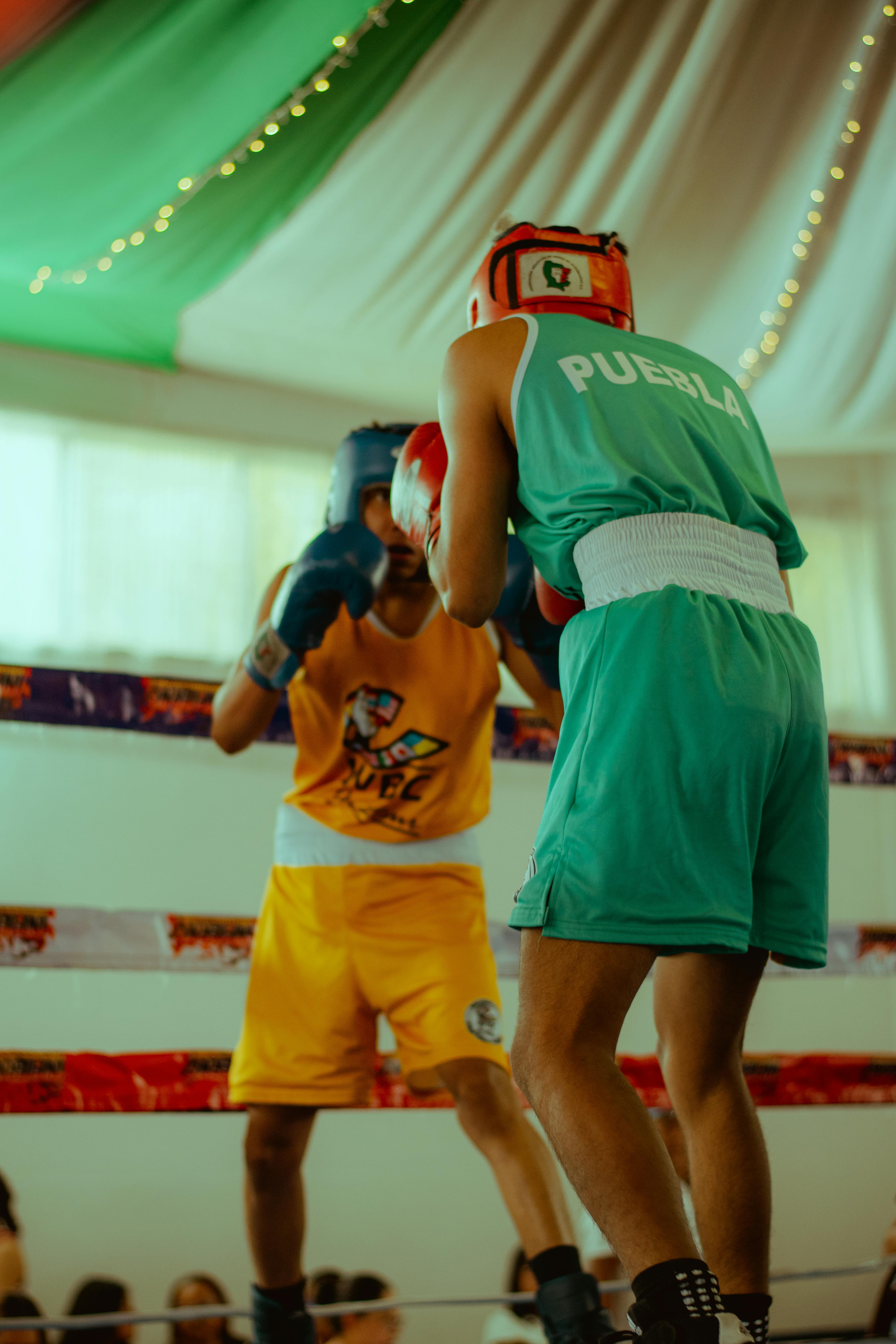 Intenso Combate De Boxeo En Un Estadio Cubierto · Foto de stock gratuita