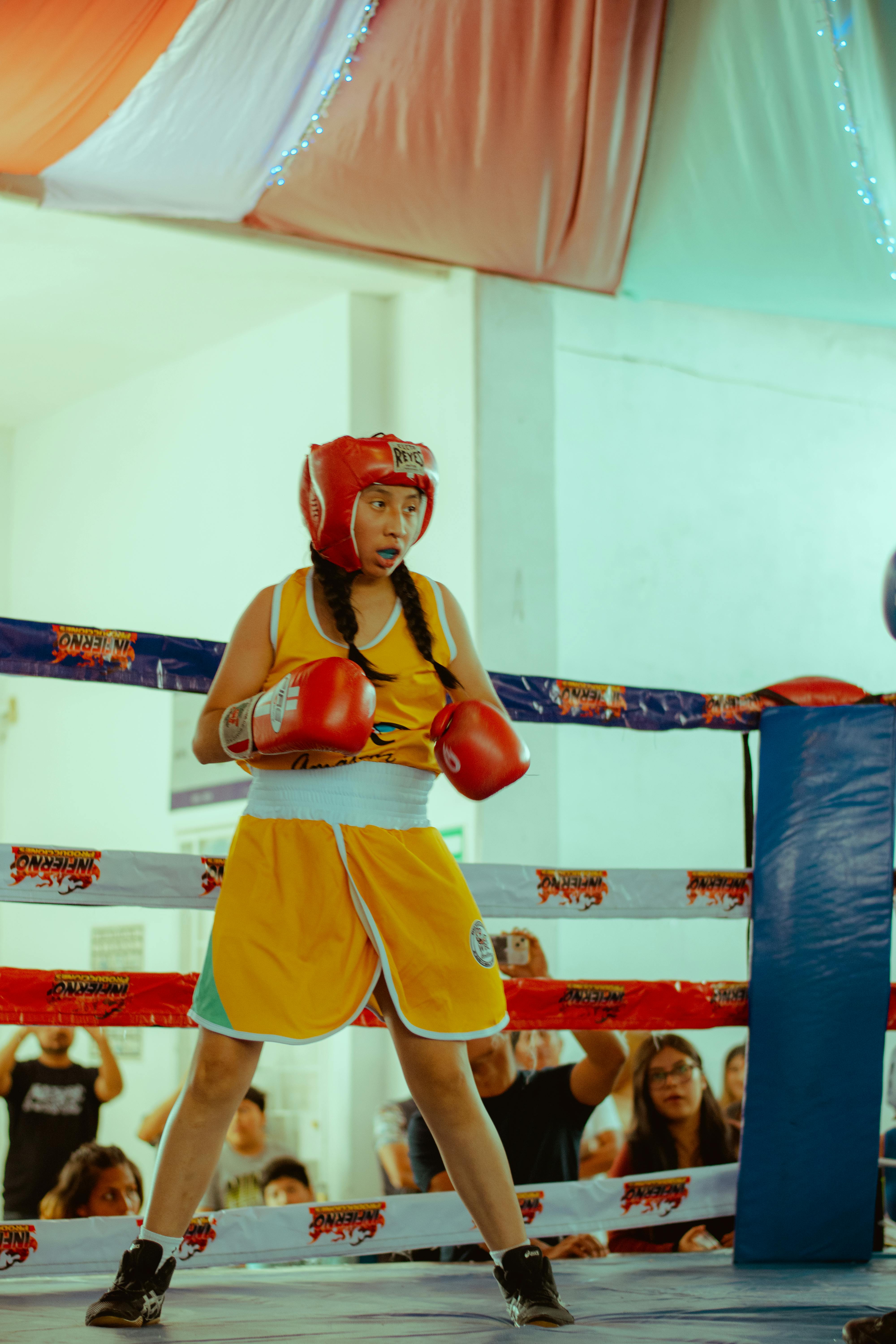 Una Joven Boxeadora En El Ring Preparándose Para El Combate · Foto de ...