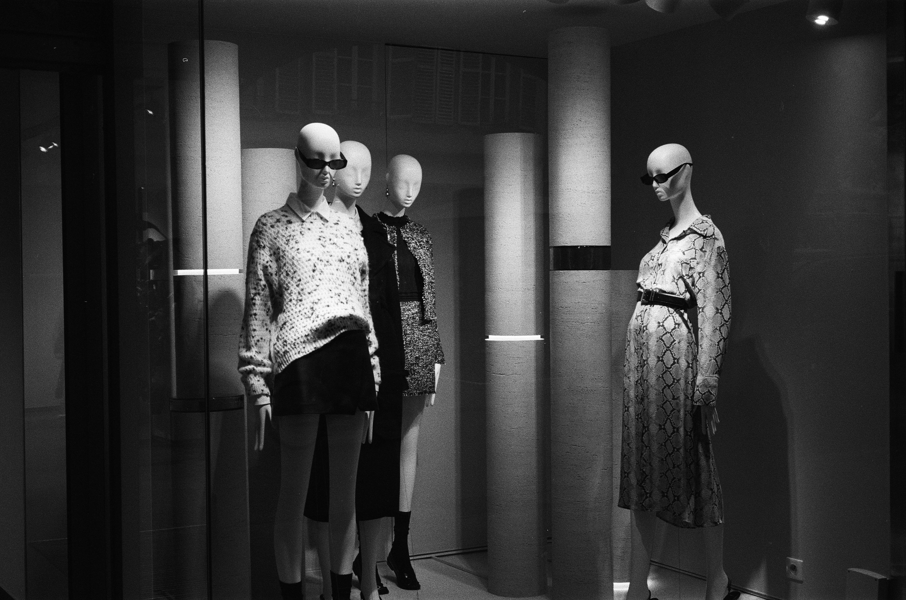 Maniquíes De Exhibición De Moda En La Boutique De Estrasburgo · Foto de ...