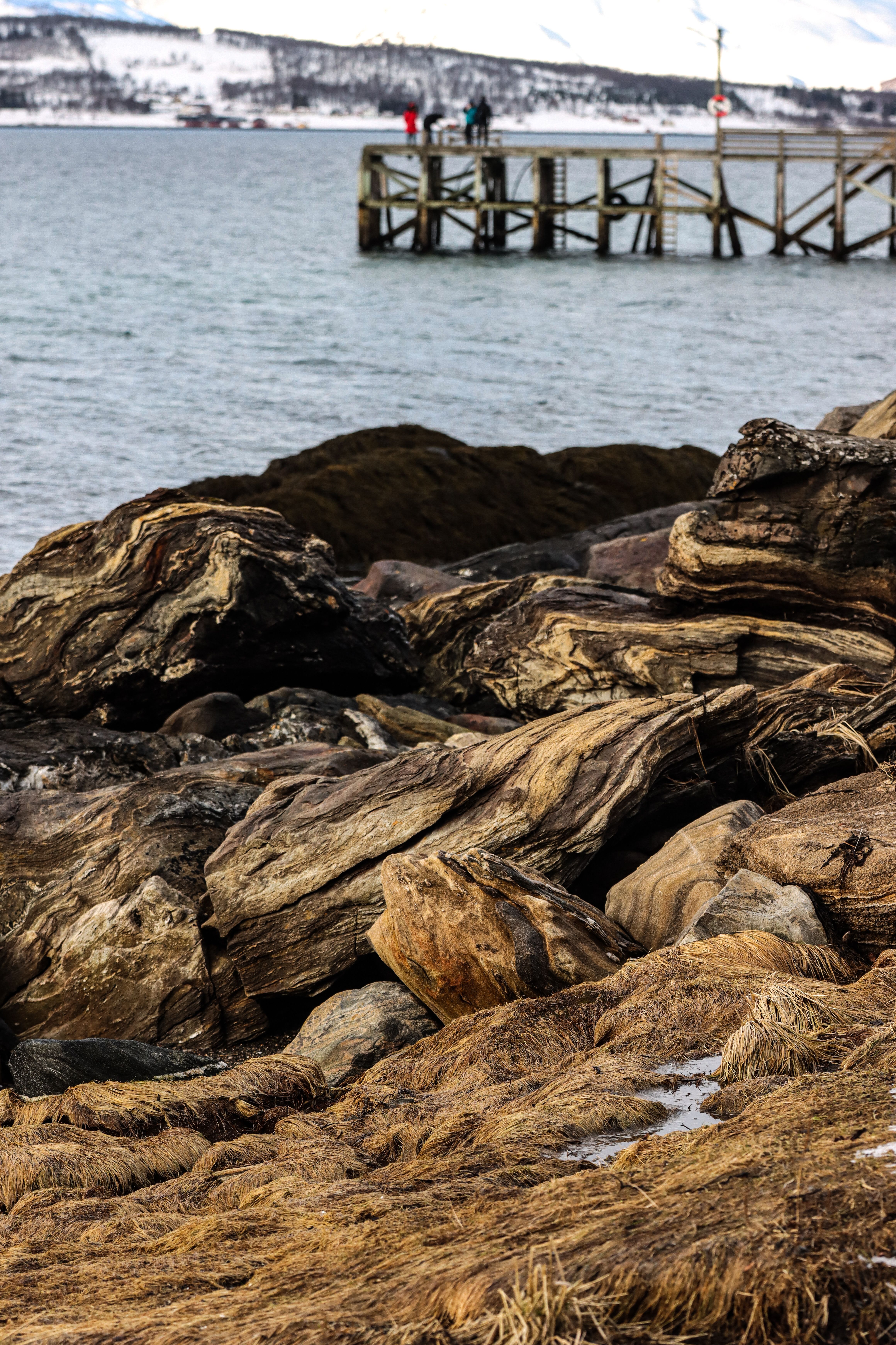 Espectaculares Rocas Costeras Y Muelle En Tromsø, Noruega · Foto de ...