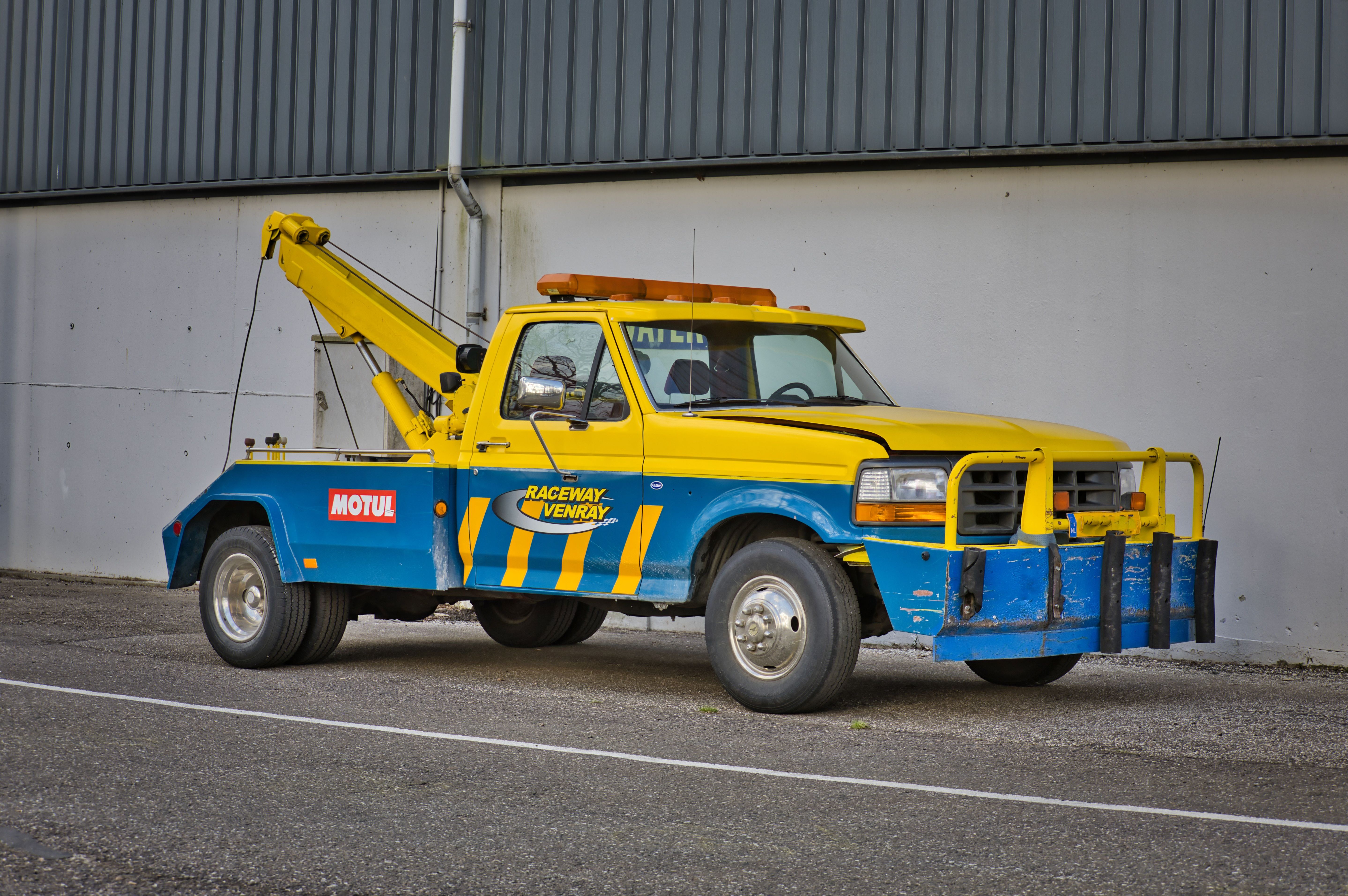 Grúa Amarilla En El Circuito De Venray, Limburgo · Foto de stock gratuita