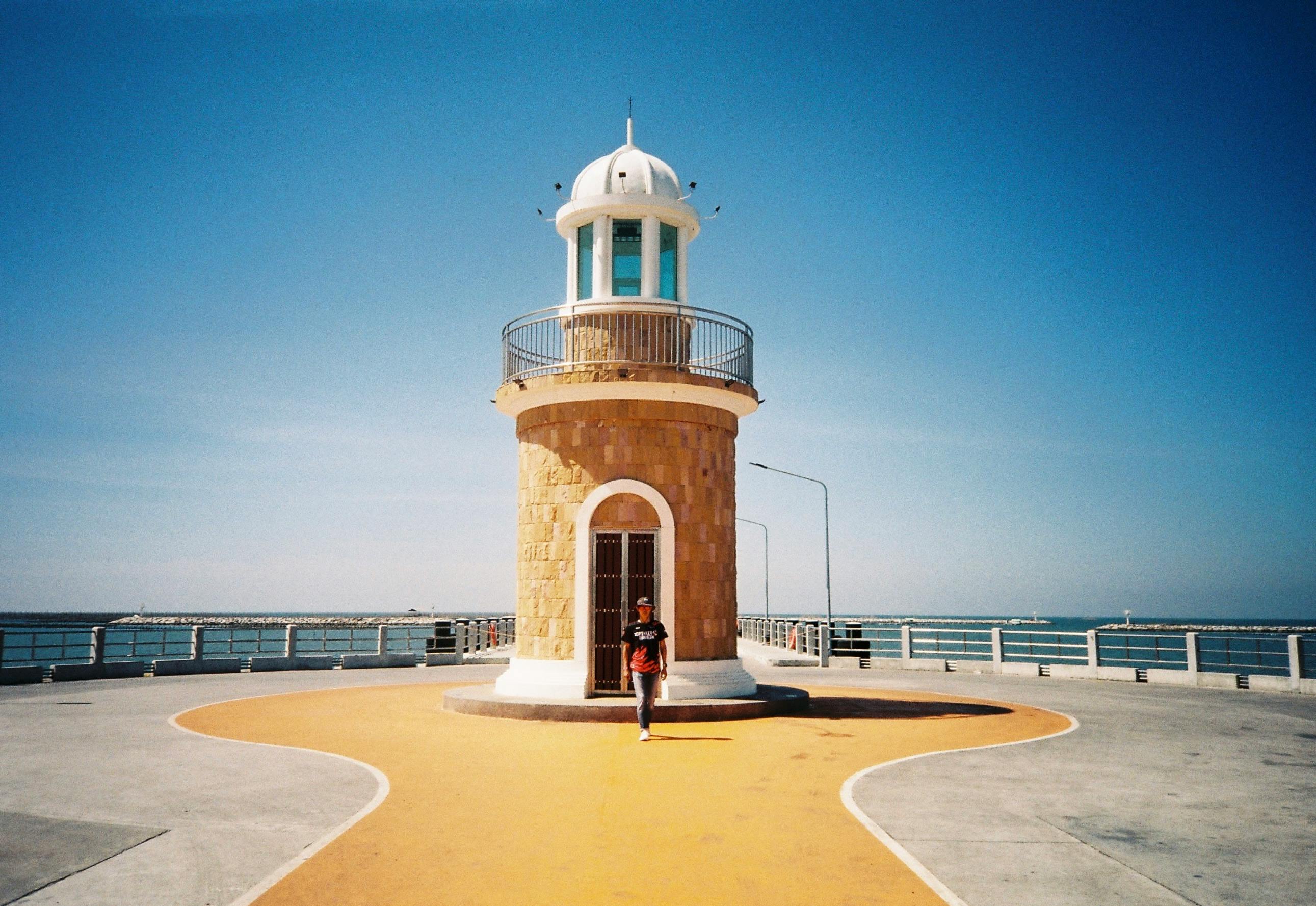 Faro Costero Con Viajero Solitario En El Muelle · Foto de stock gratuita