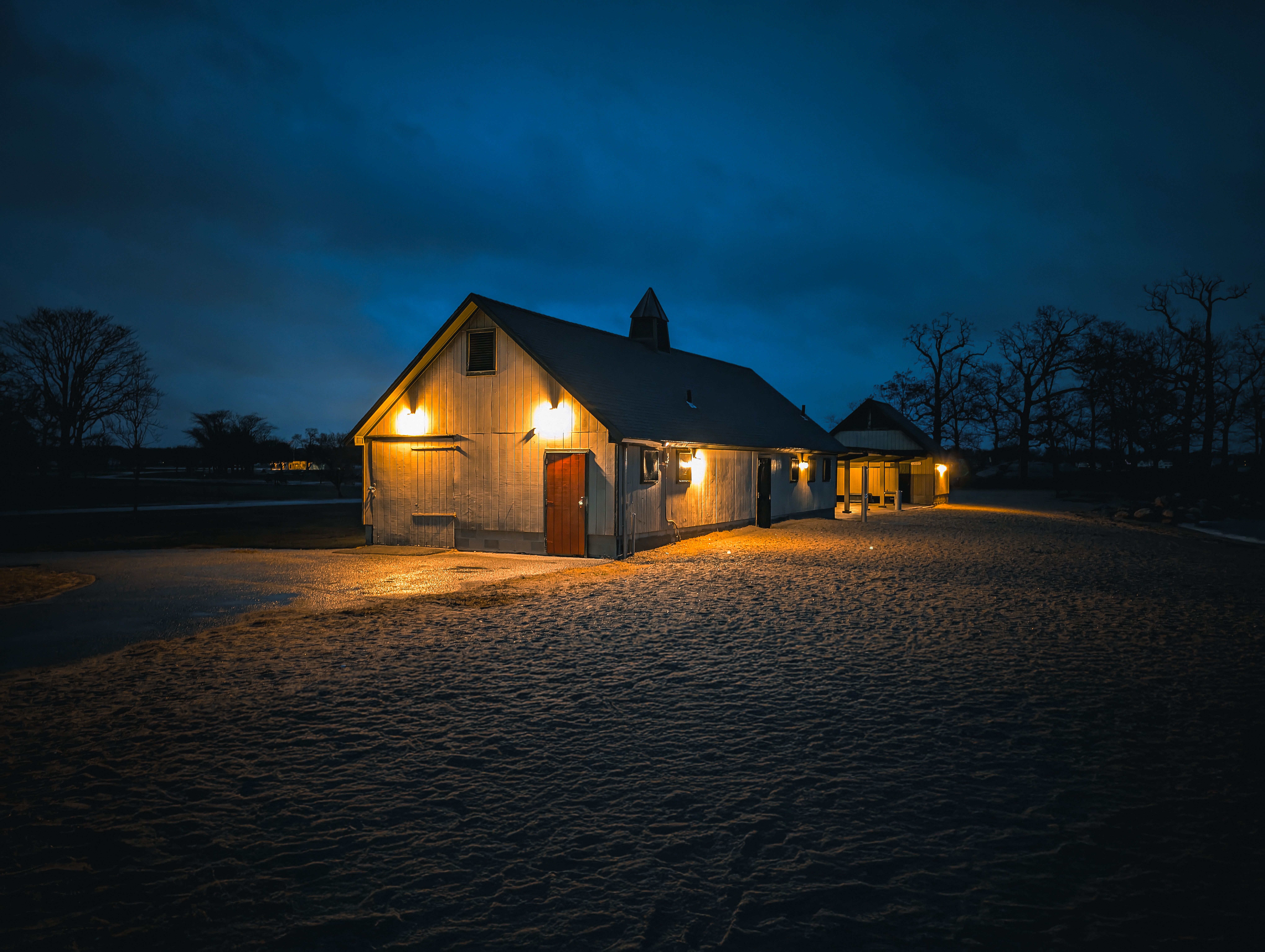 Cozy Barn Illuminated at Twilight in Stamford · Free Stock Photo