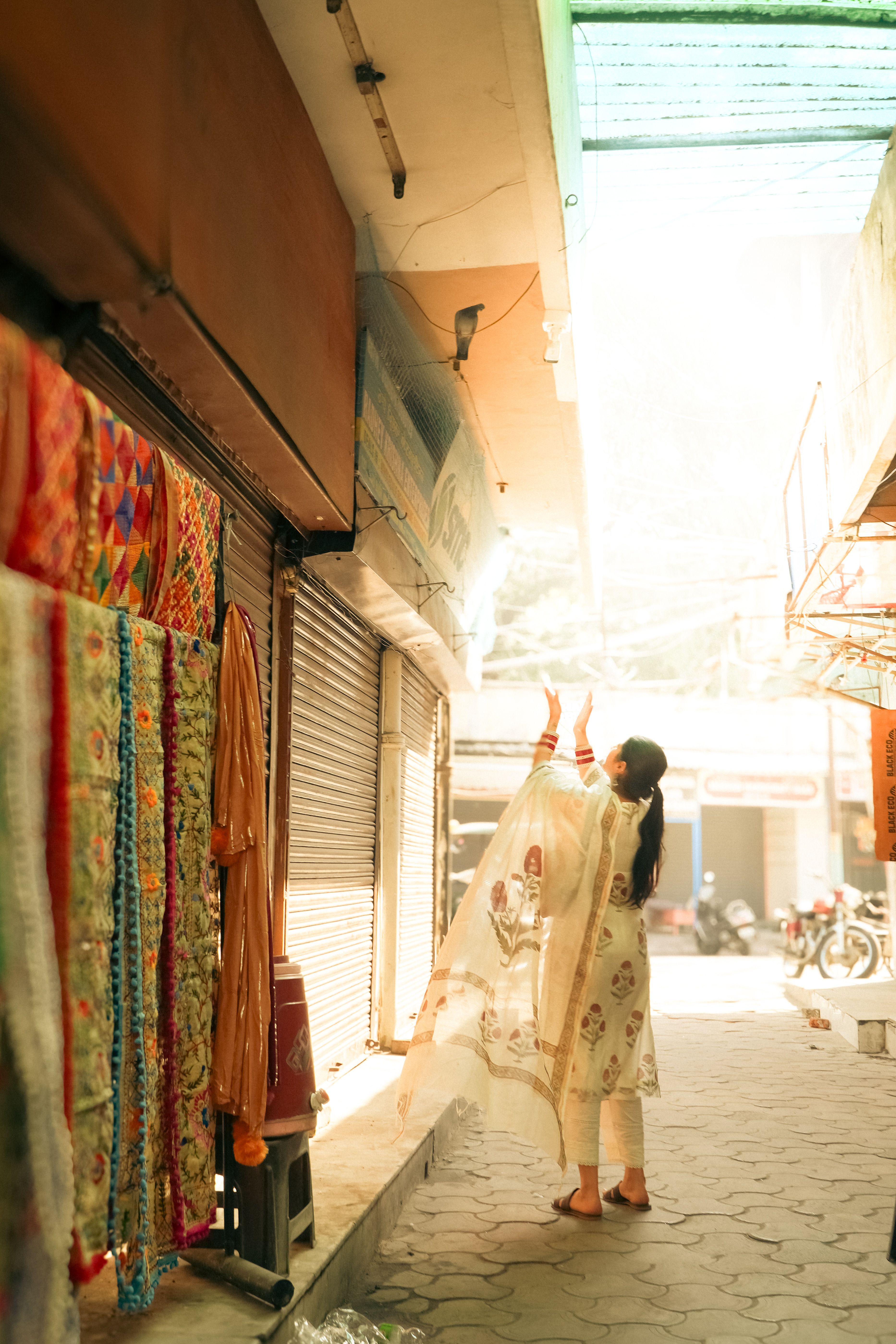 Wanita Mengagumi Kain Di Pasar India Yang Ramai · Foto Stok Gratis