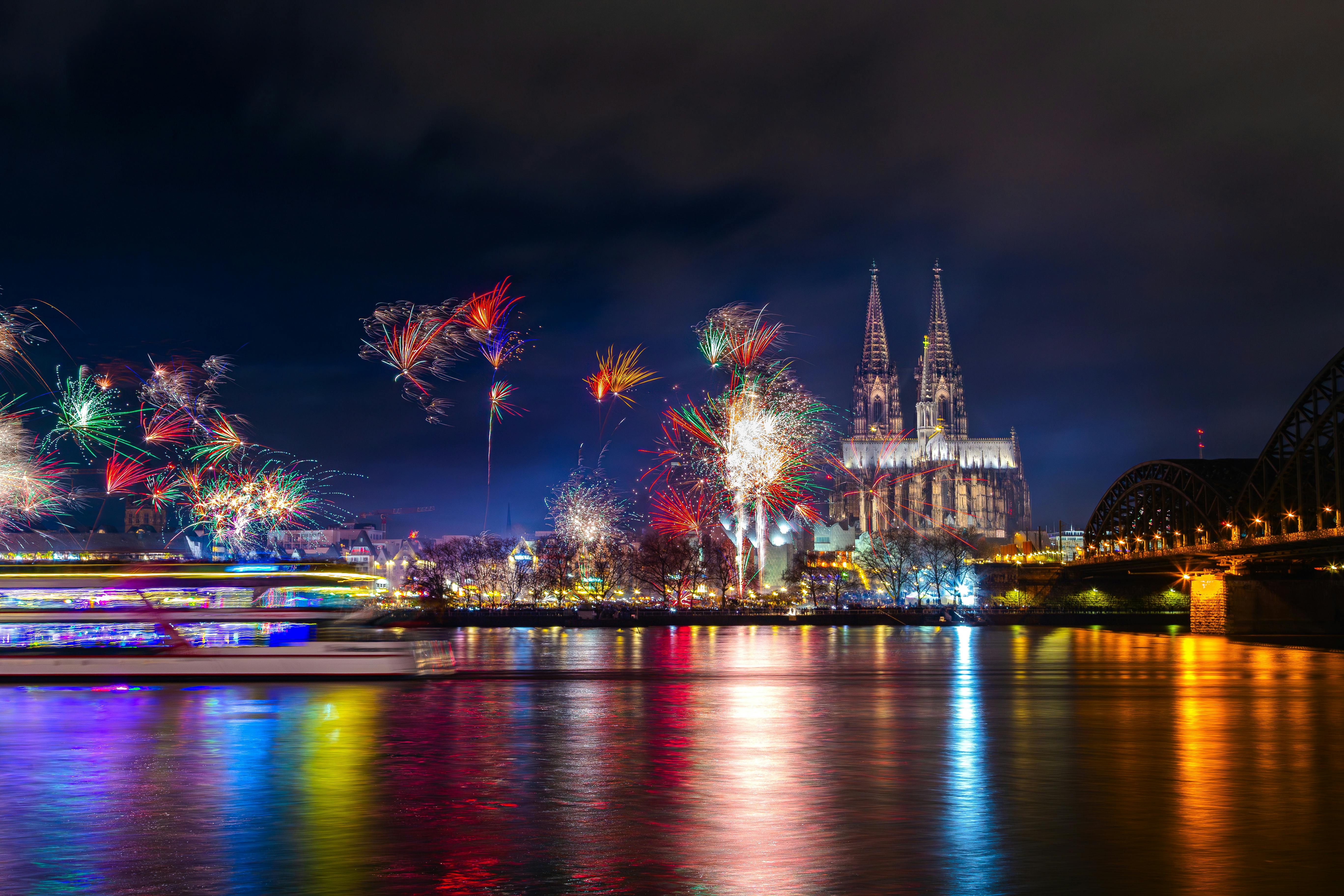 Vibrant Fireworks Over Cologne Cathedral at Night · Free Stock Photo