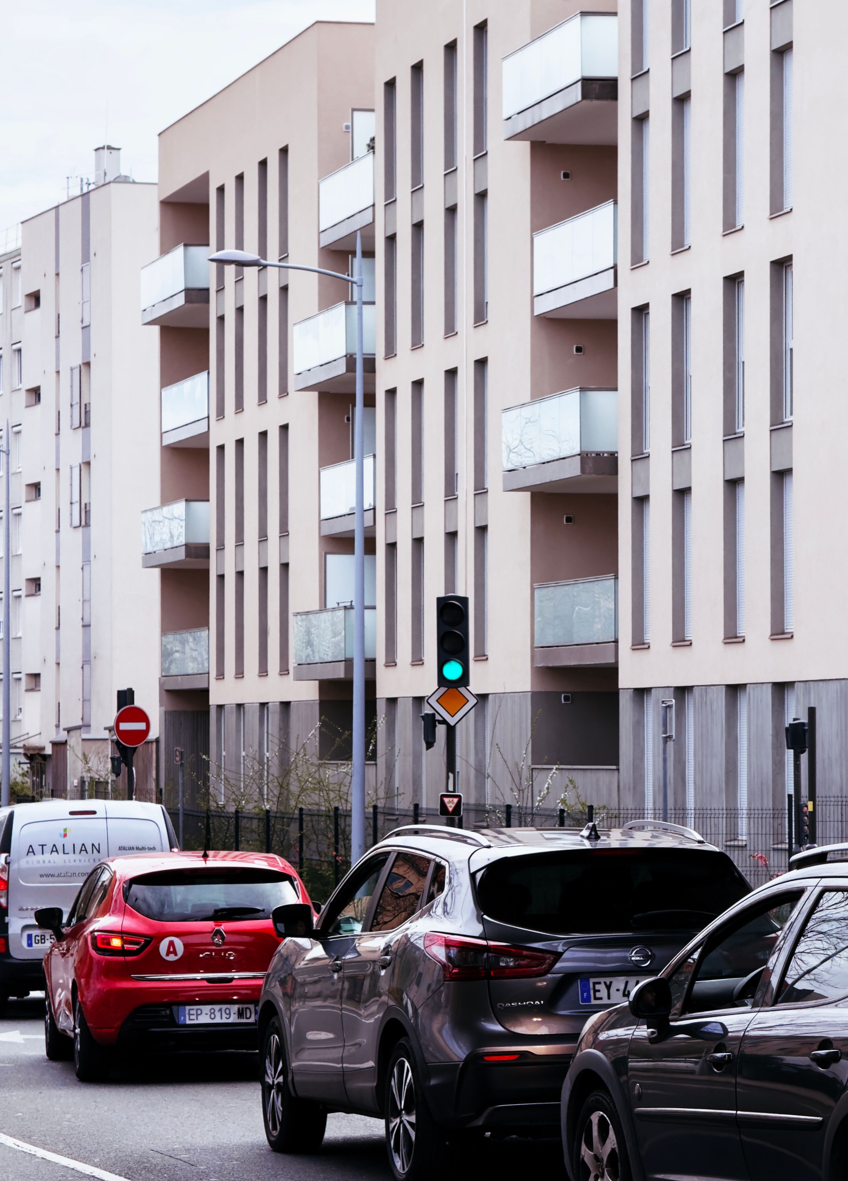 Modern Urban Street with Traffic and Buildings · Free Stock Photo