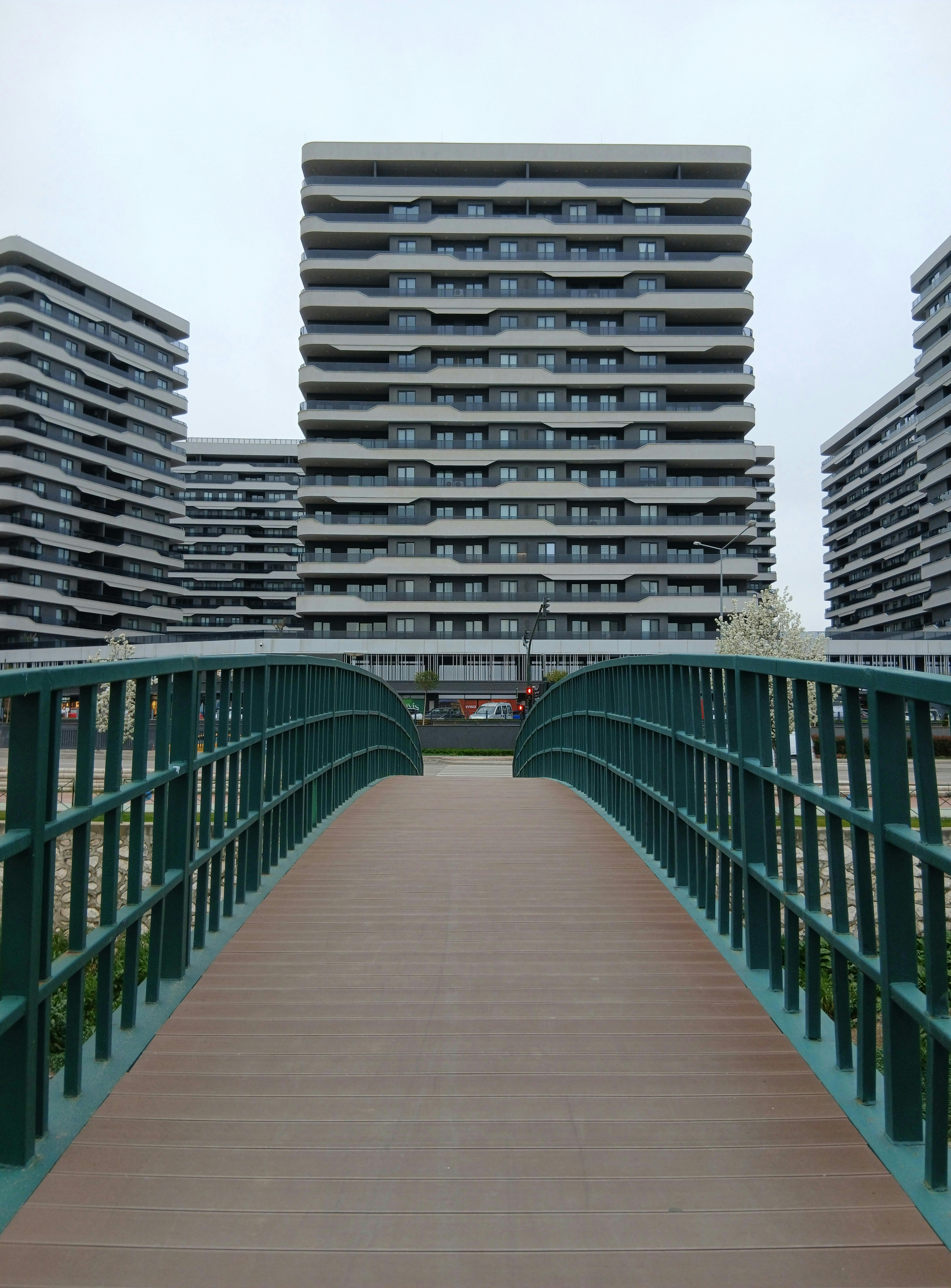 Modern Urban Architectural Bridge View · Free Stock Photo