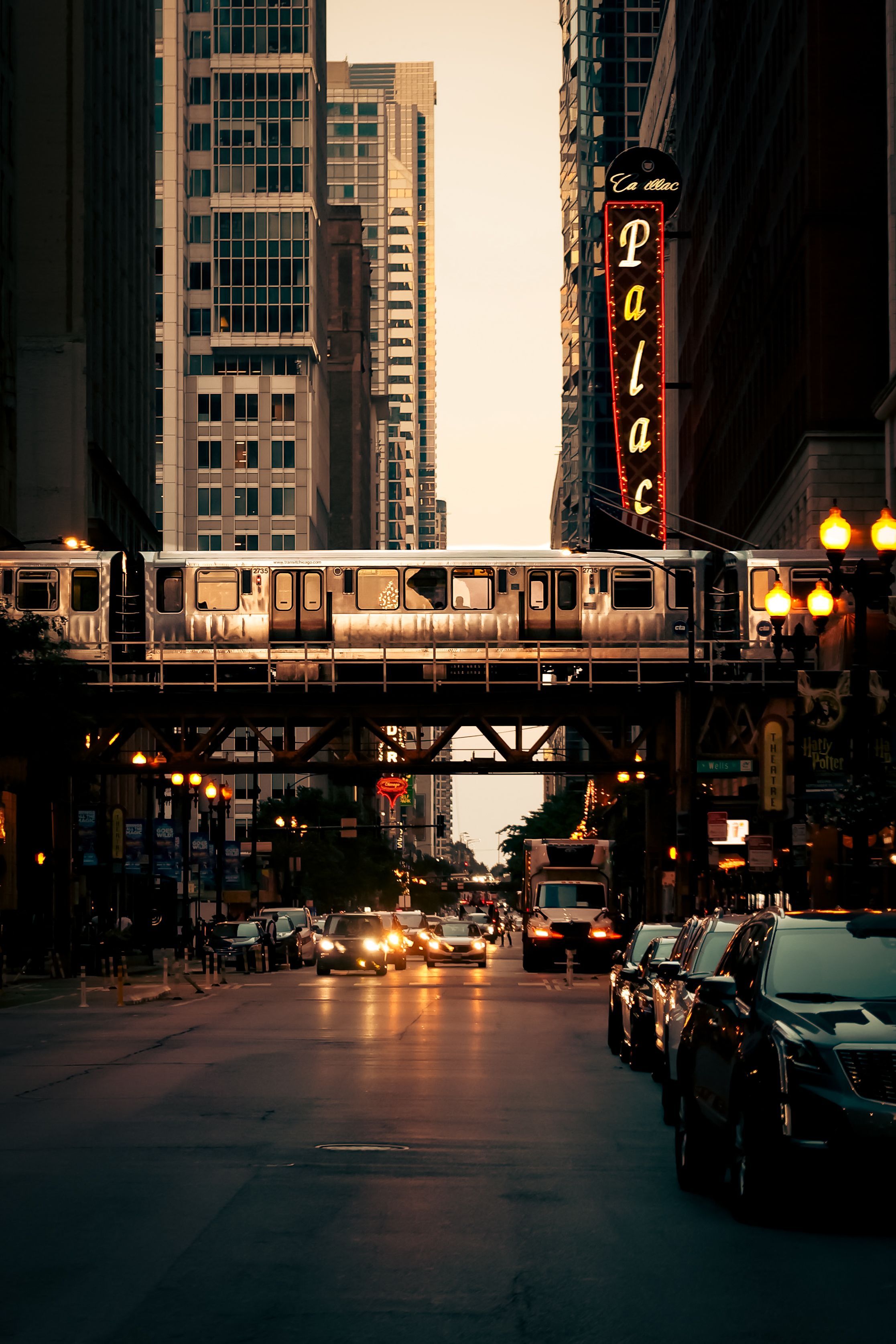 Chicago Elevated Train at Twilight on Busy Street · Free Stock Photo