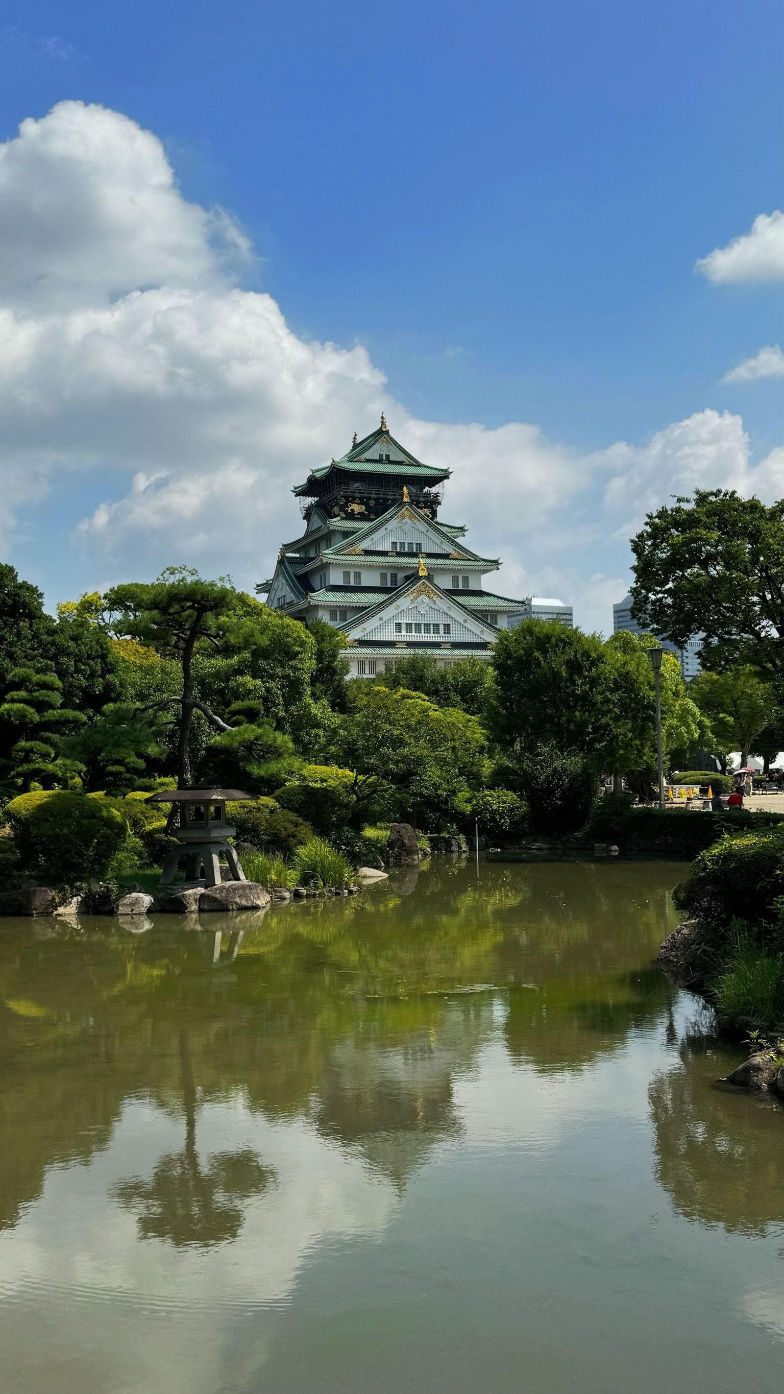 Stunning View of Osaka Castle with Reflection · Free Stock Photo