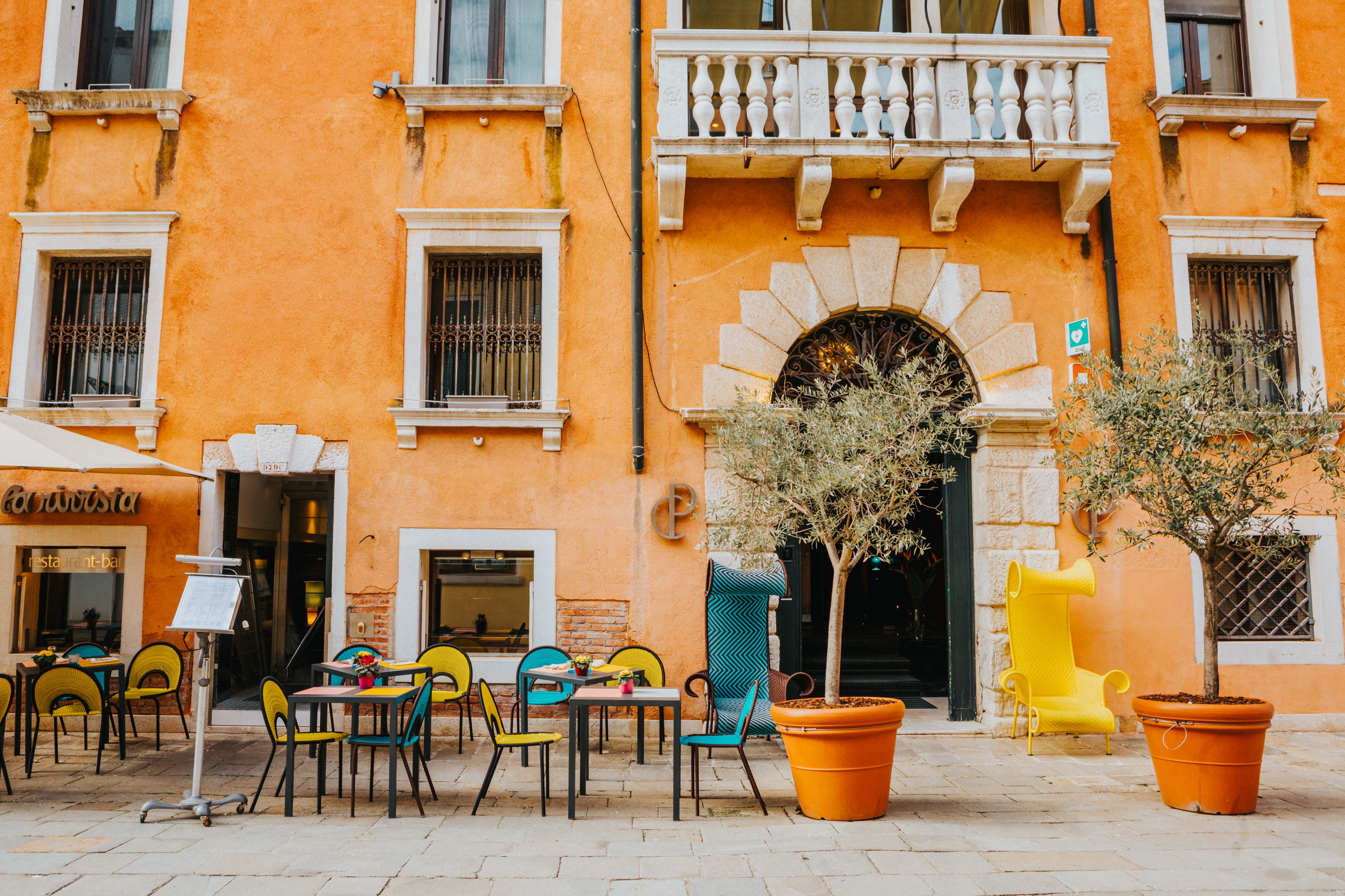 Charming Outdoor Café in Vibrant Italian Setting · Free Stock Photo