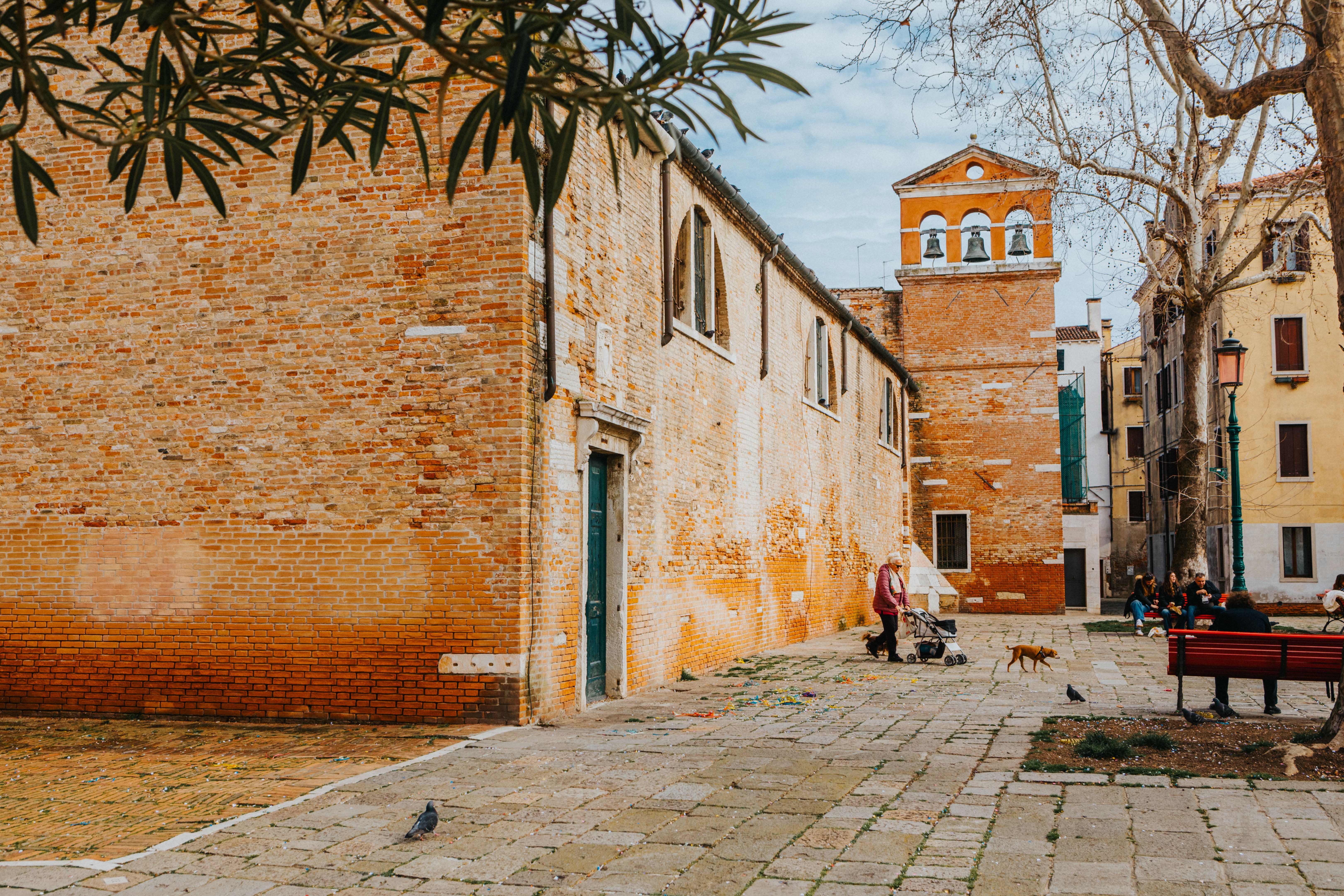 Charming Italian Courtyard with Brick Architecture · Free Stock Photo