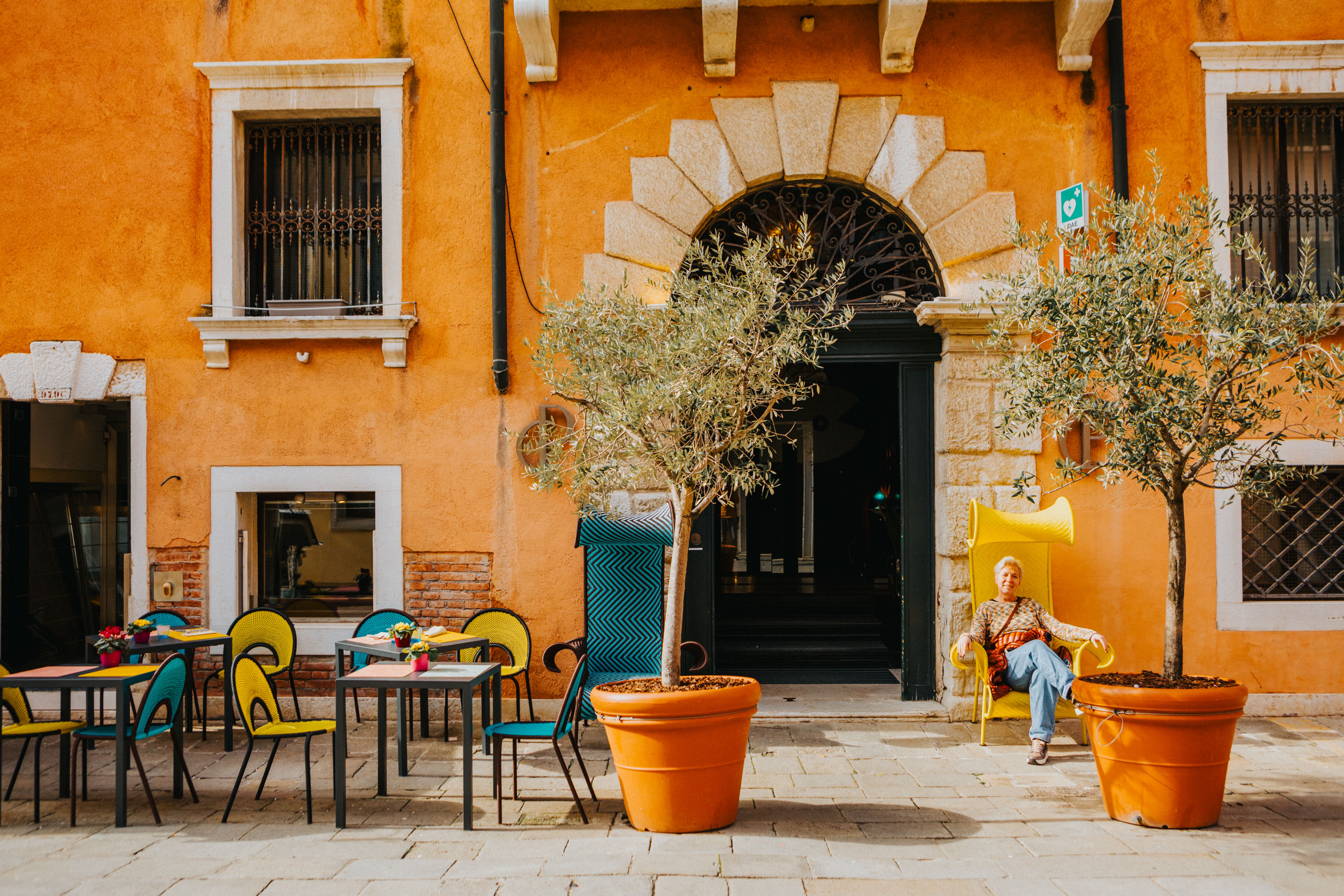 Vibrant Street Cafe Scene with Bright Architecture · Free Stock Photo