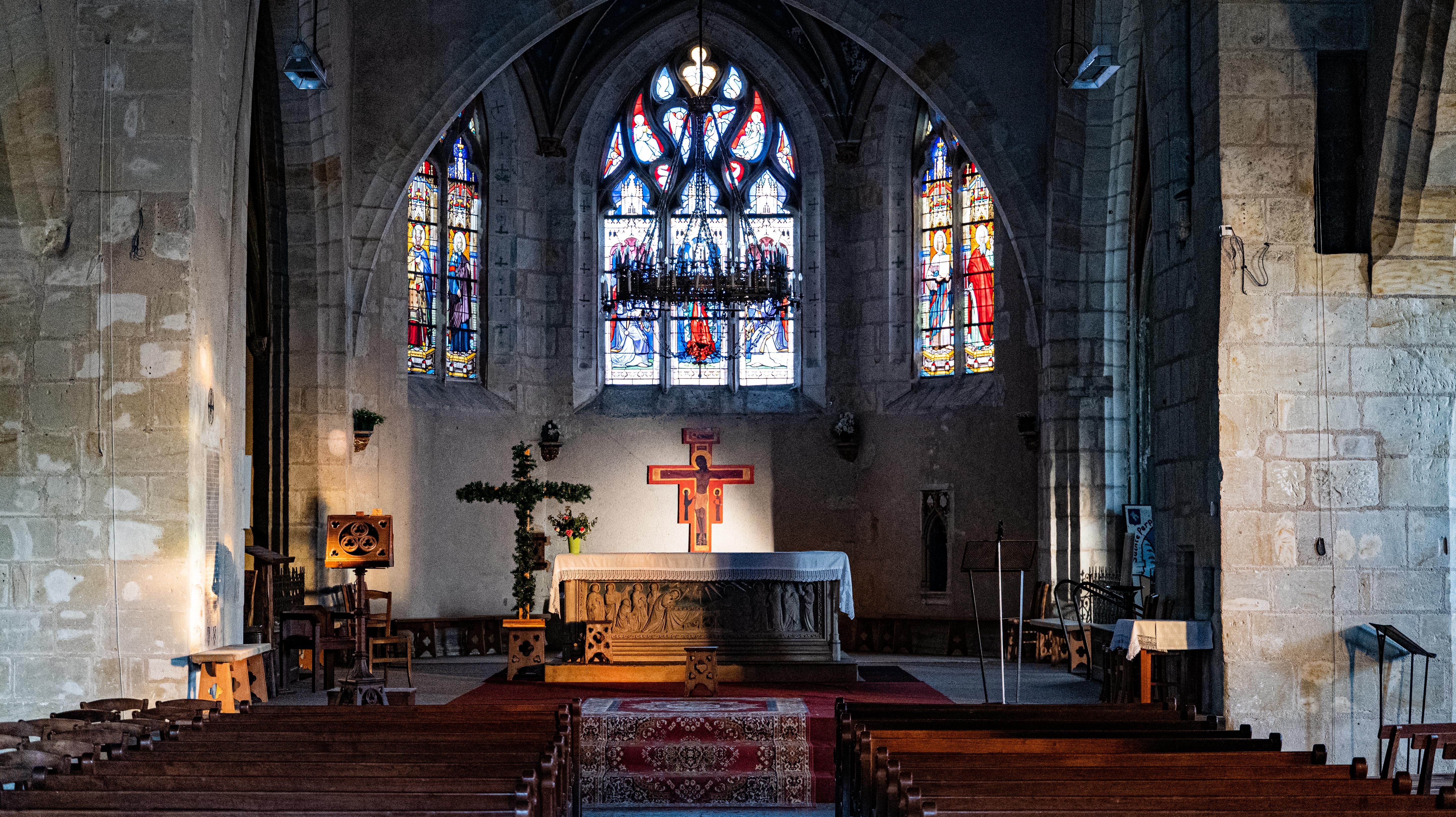 Stunning Gothic Church Interior with Stained Glass · Free Stock Photo