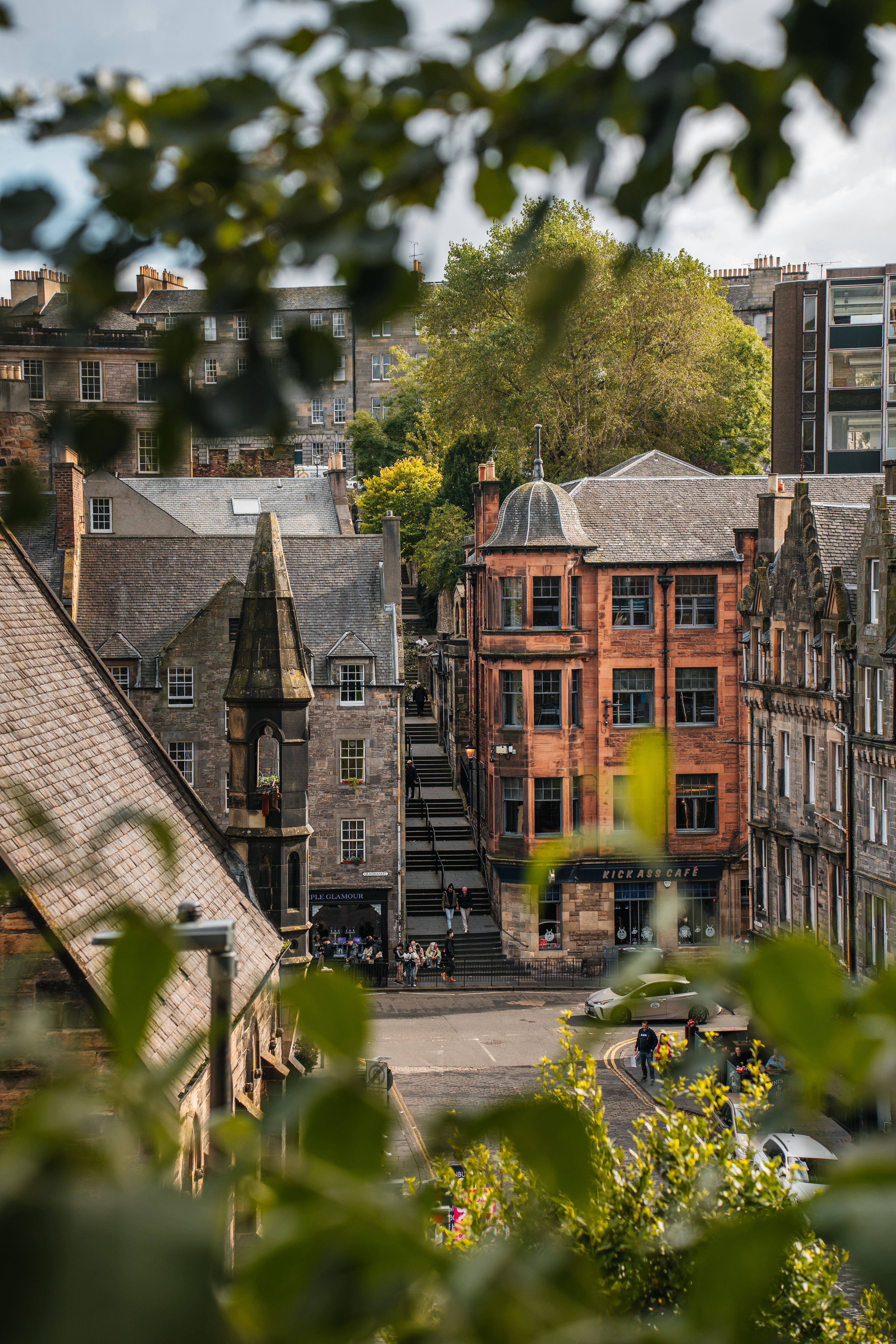 Charming Edinburgh Street Scene in Autumn · Free Stock Photo