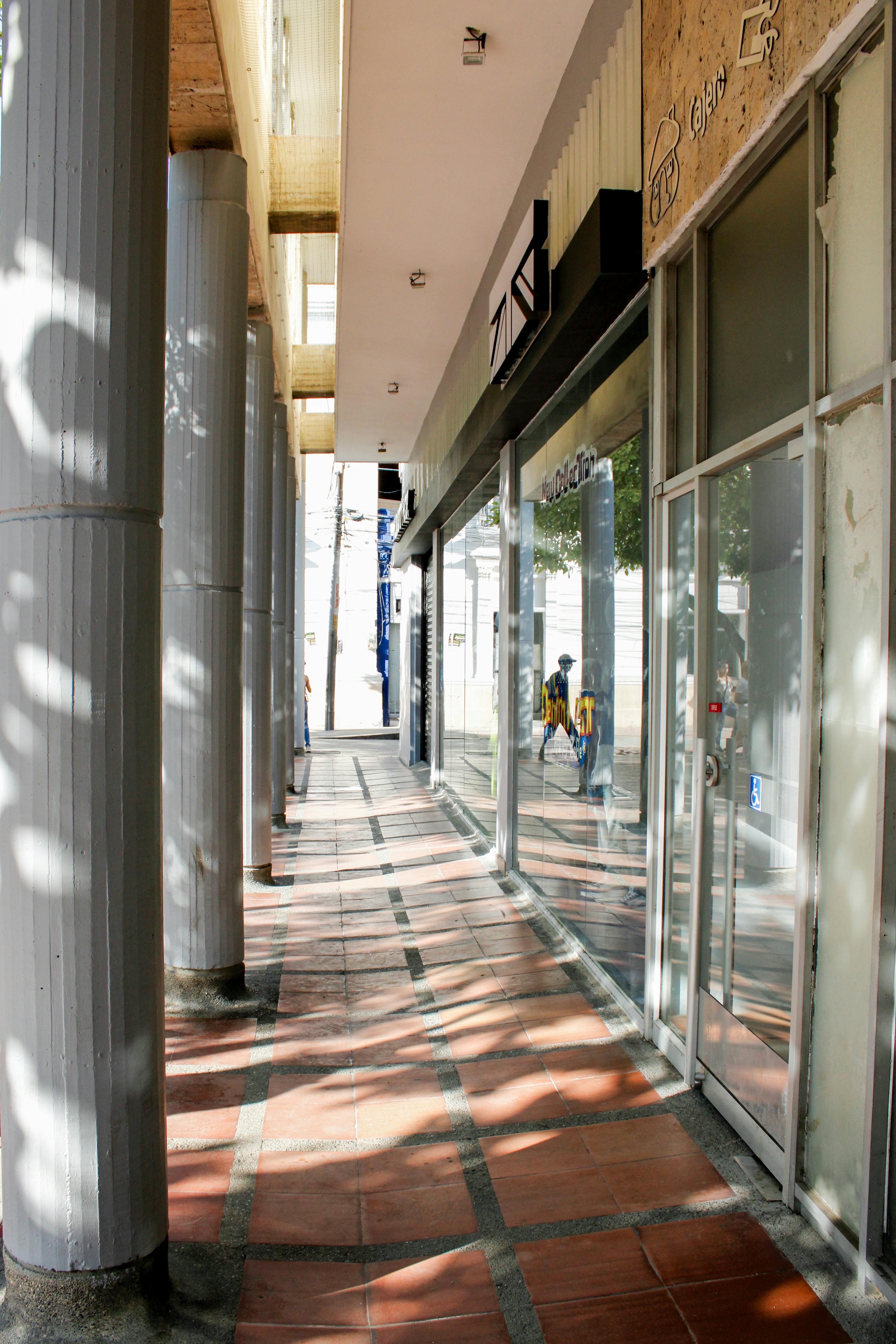 Sunny Walkway with Reflections in Santa Marta · Free Stock Photo