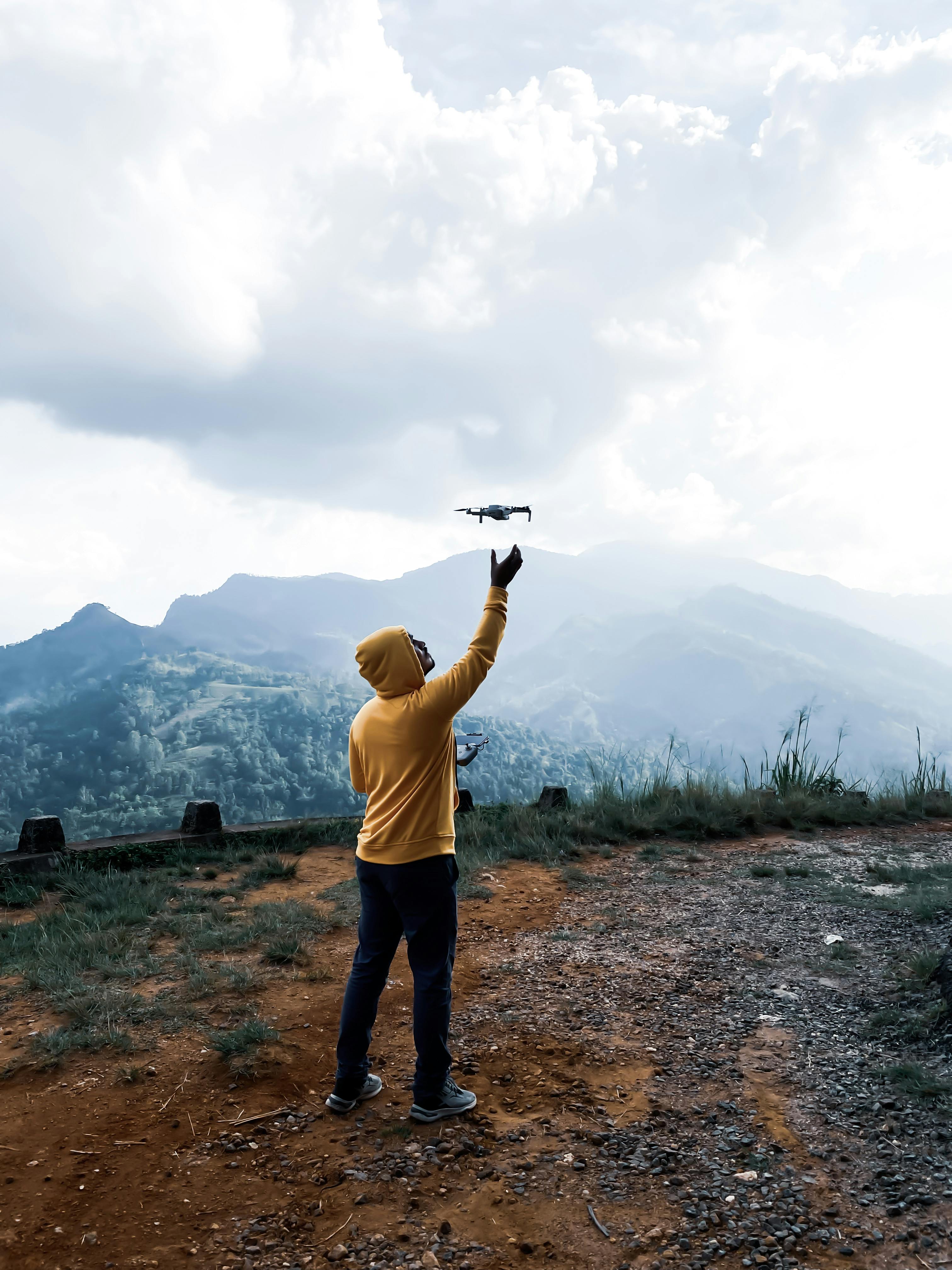 Persona Lanzando Un Dron En Terreno Montañoso · Foto de stock gratuita