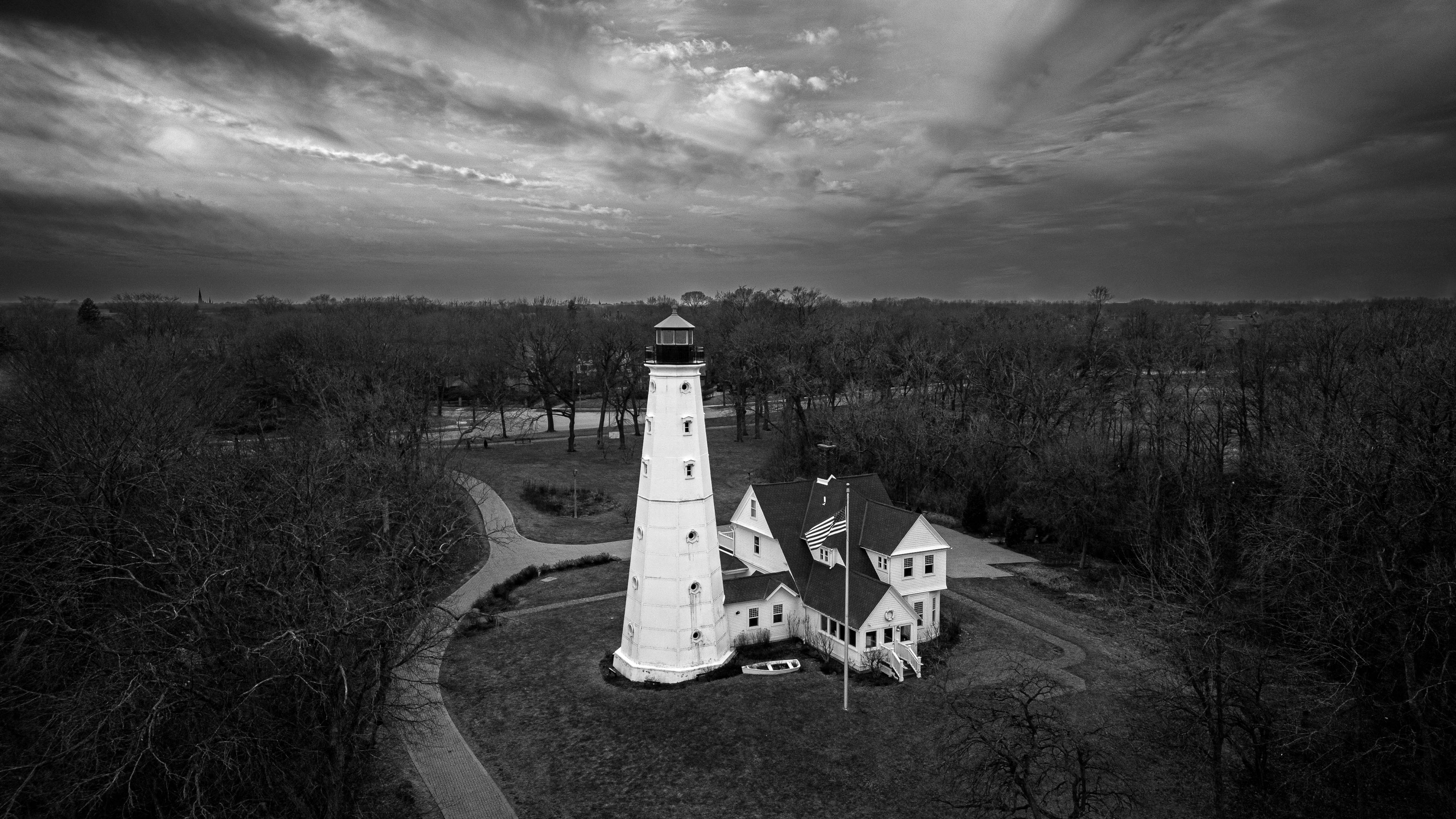 Iconic Milwaukee Lighthouse in Dramatic Black and White · Free Stock Photo