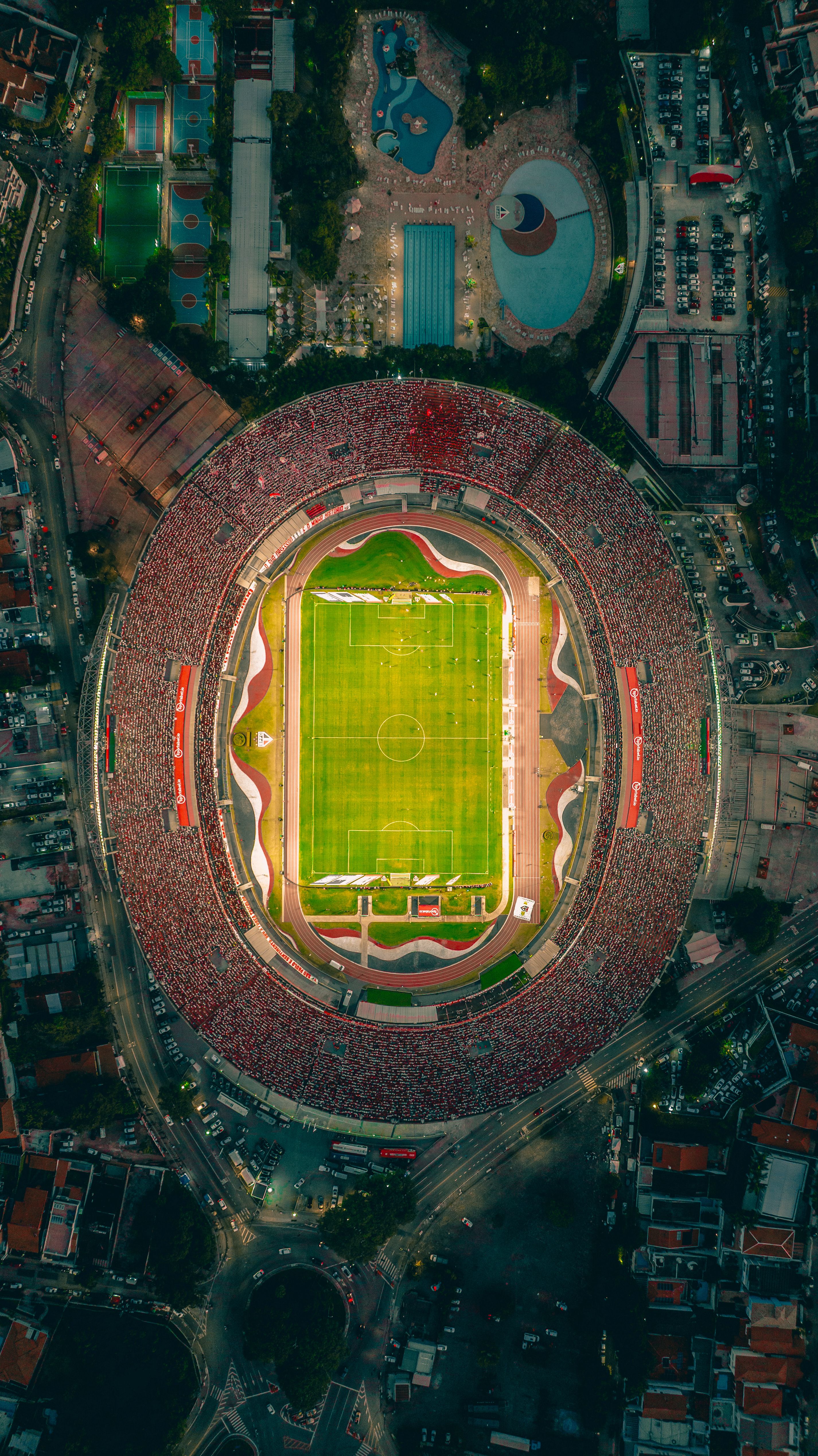 Vista Aérea Do Estádio Lotado Com Campo Iluminado · Foto profissional ...