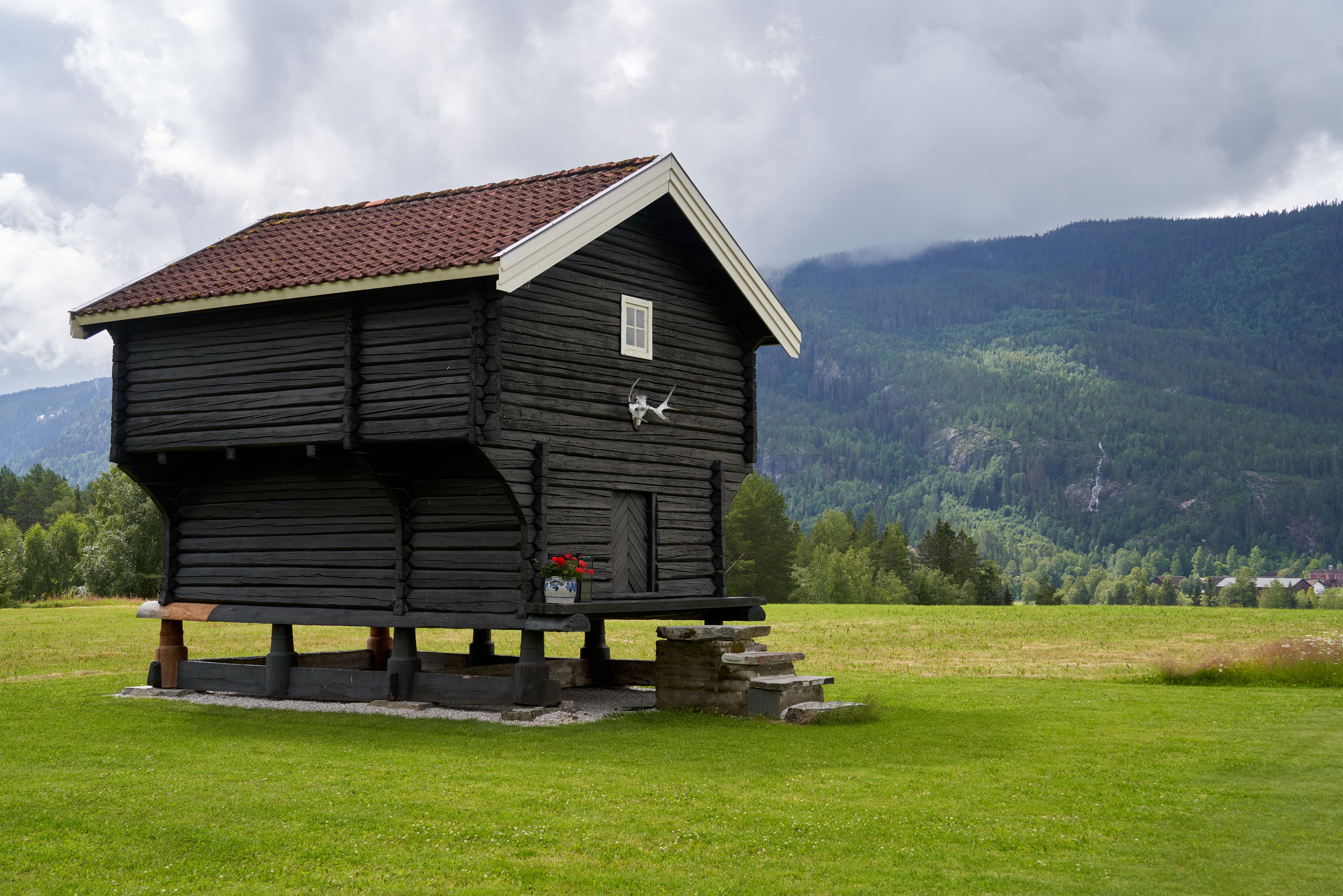 Traditional Stabbur in Scenic Norwegian Landscape · Free Stock Photo