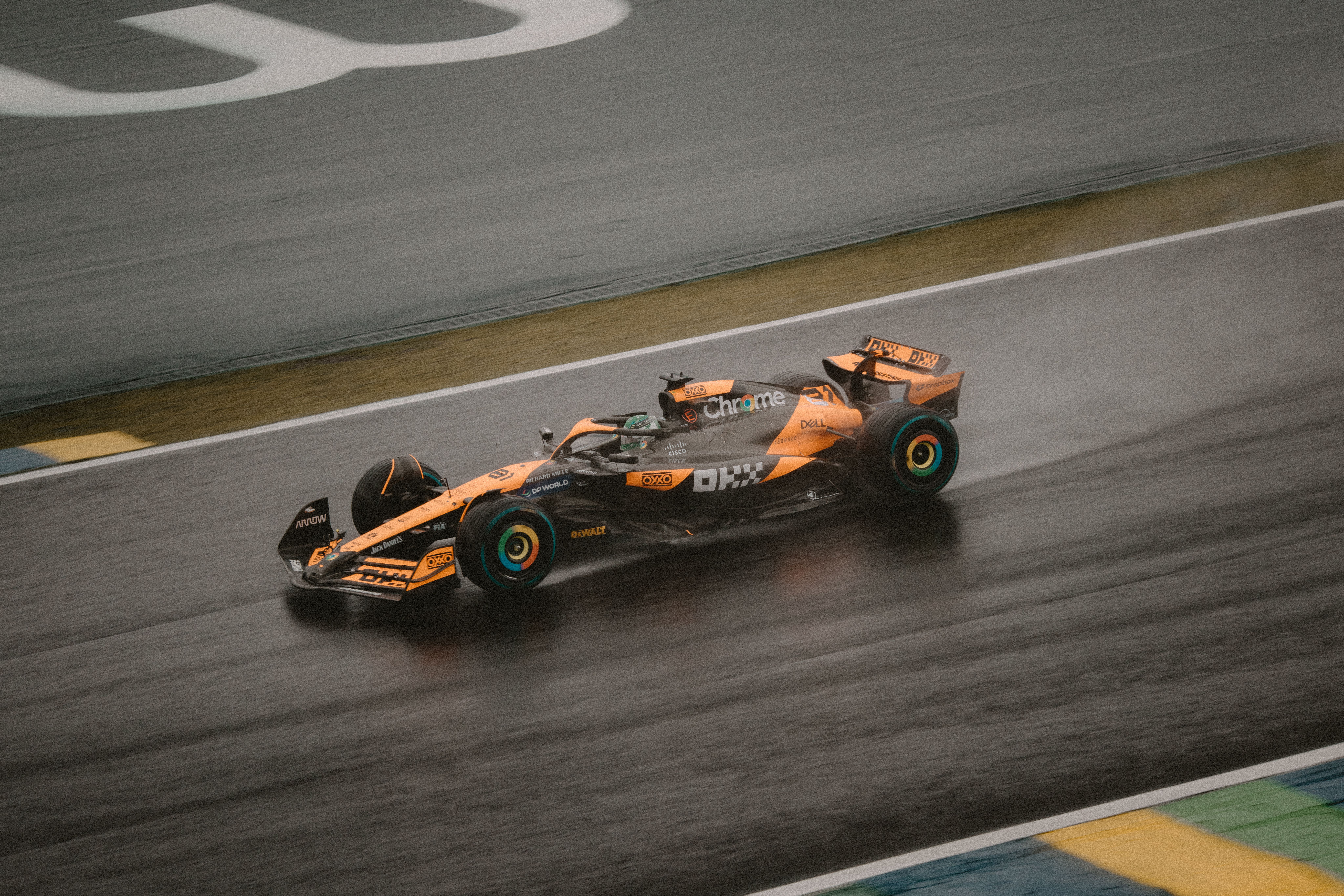 Carreras Dinámicas De Fórmula 1 En Pista Mojada · Foto de stock gratuita