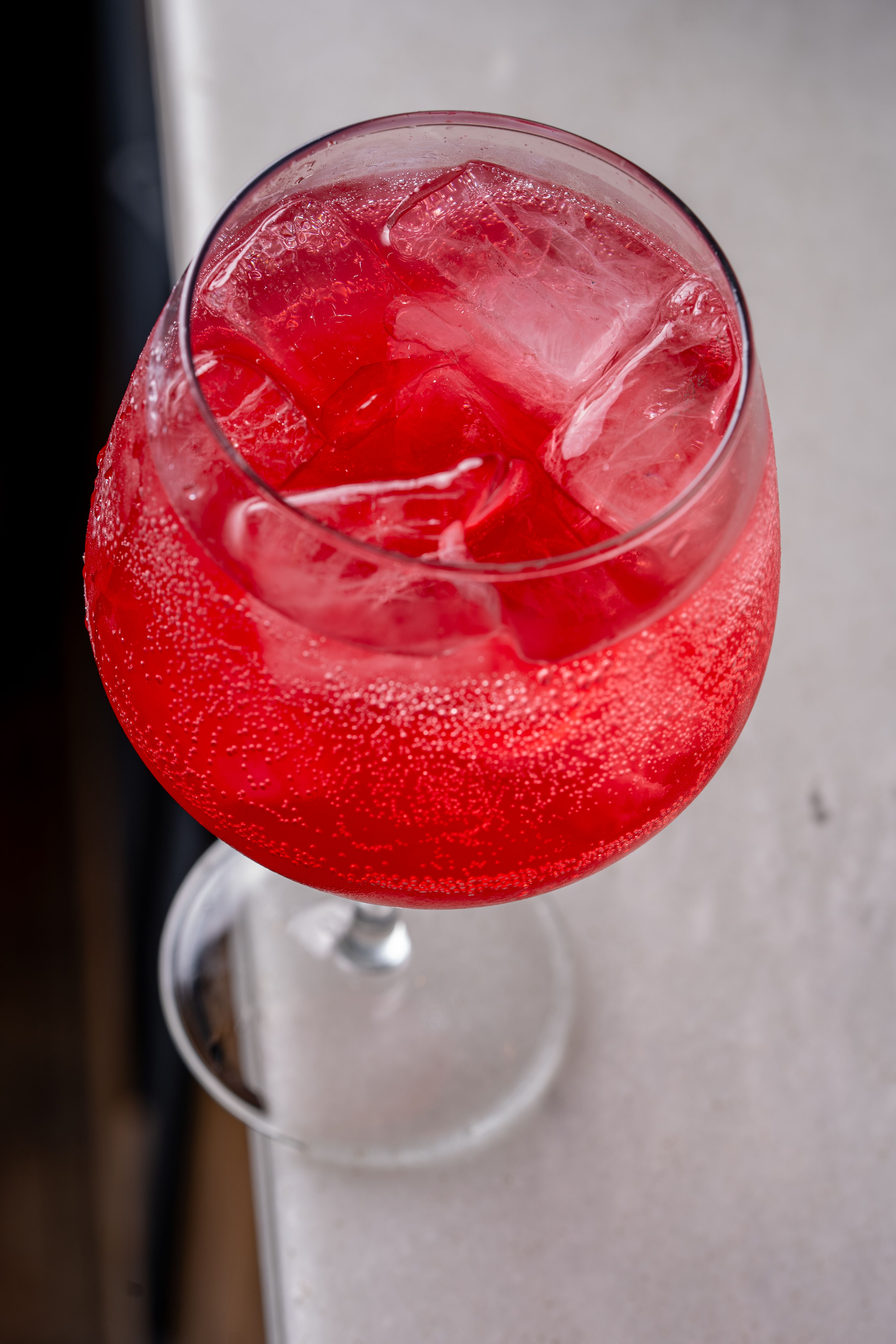 Minuman Merah Segar Dalam Gelas Dengan Es Batu · Foto Stok Gratis