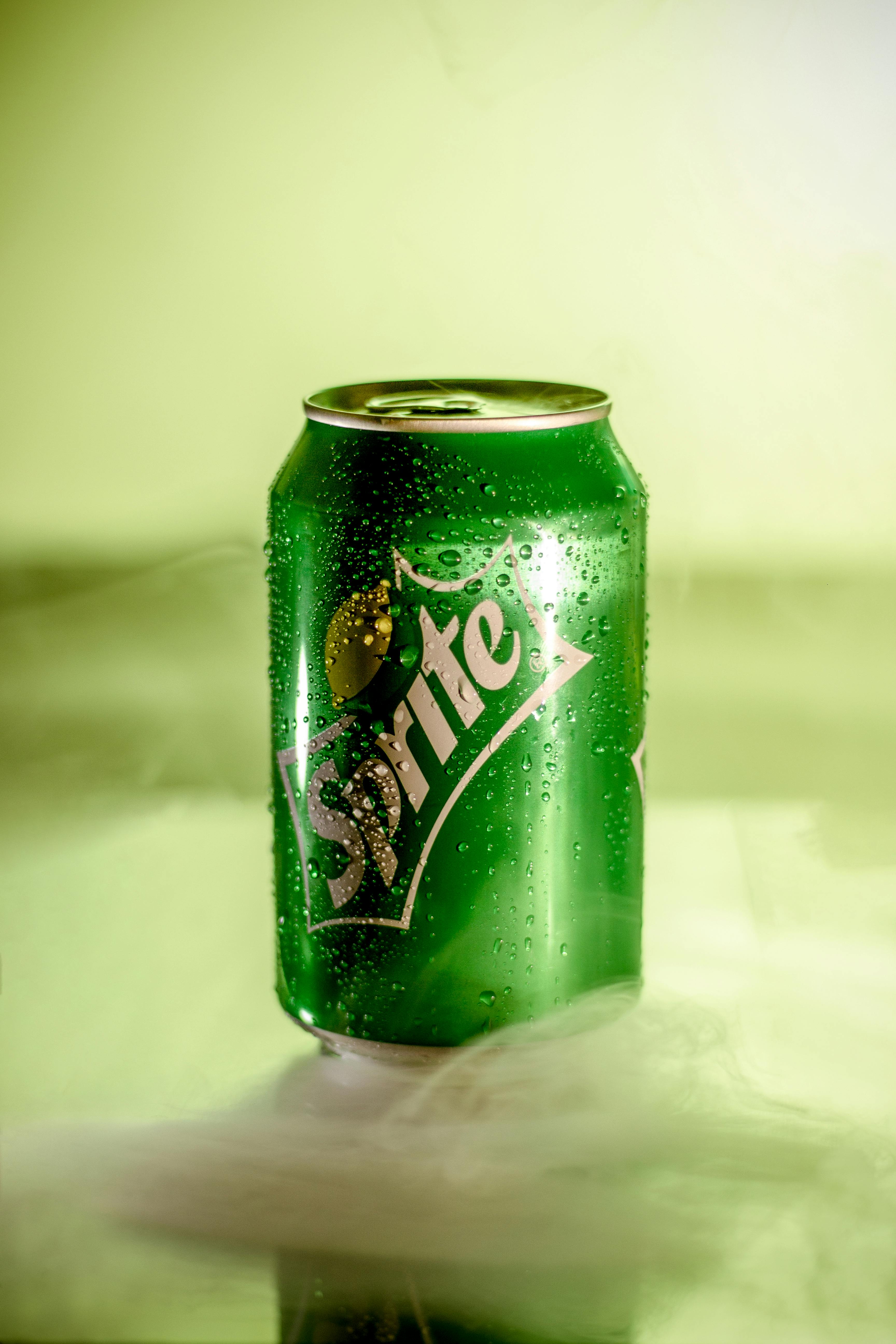 Canette De Sprite Glacée Avec Un Fond Vert Brumeux · Photo gratuite