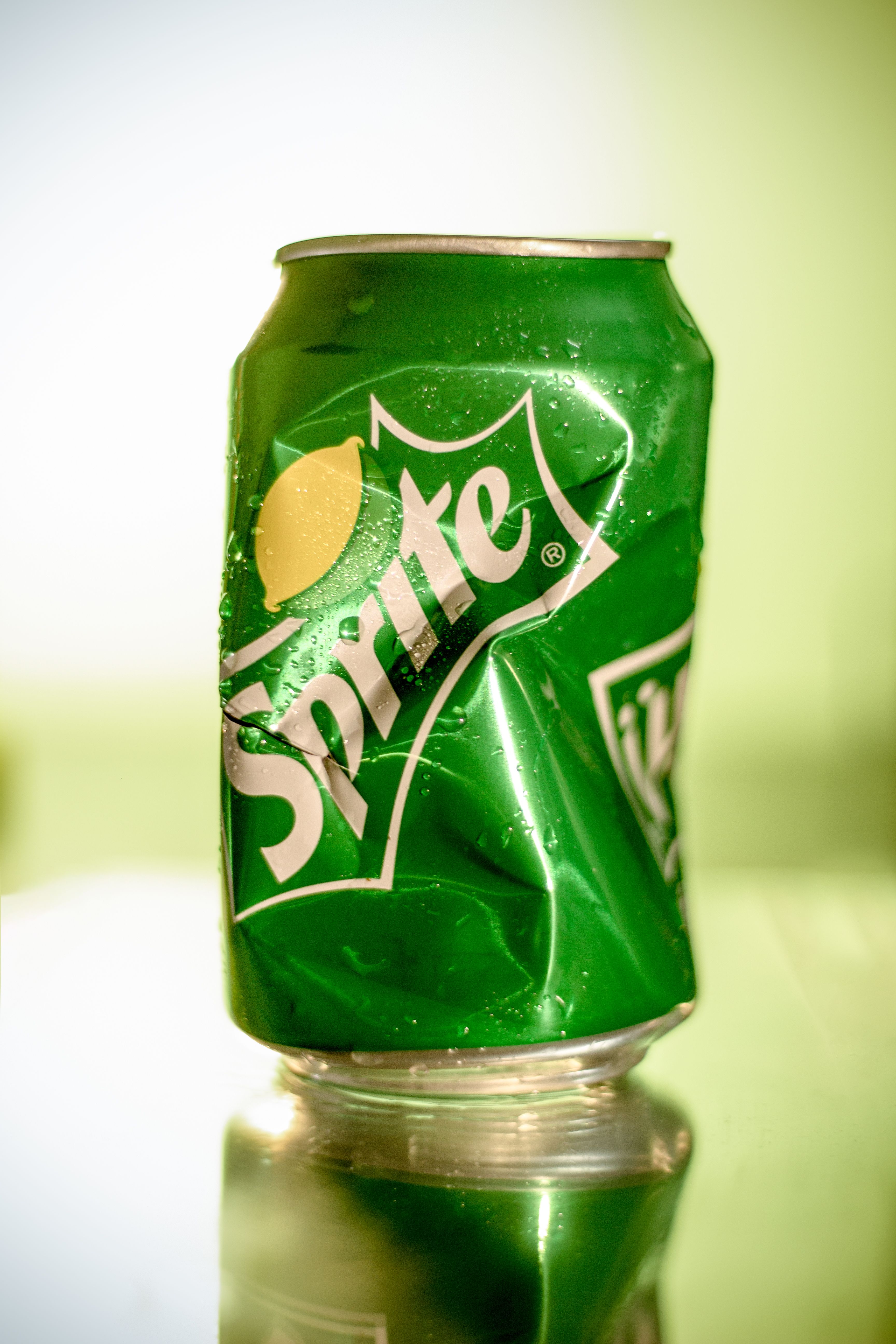 Lata De Sprite Aplastada Sobre Una Superficie Reflectante · Foto de ...